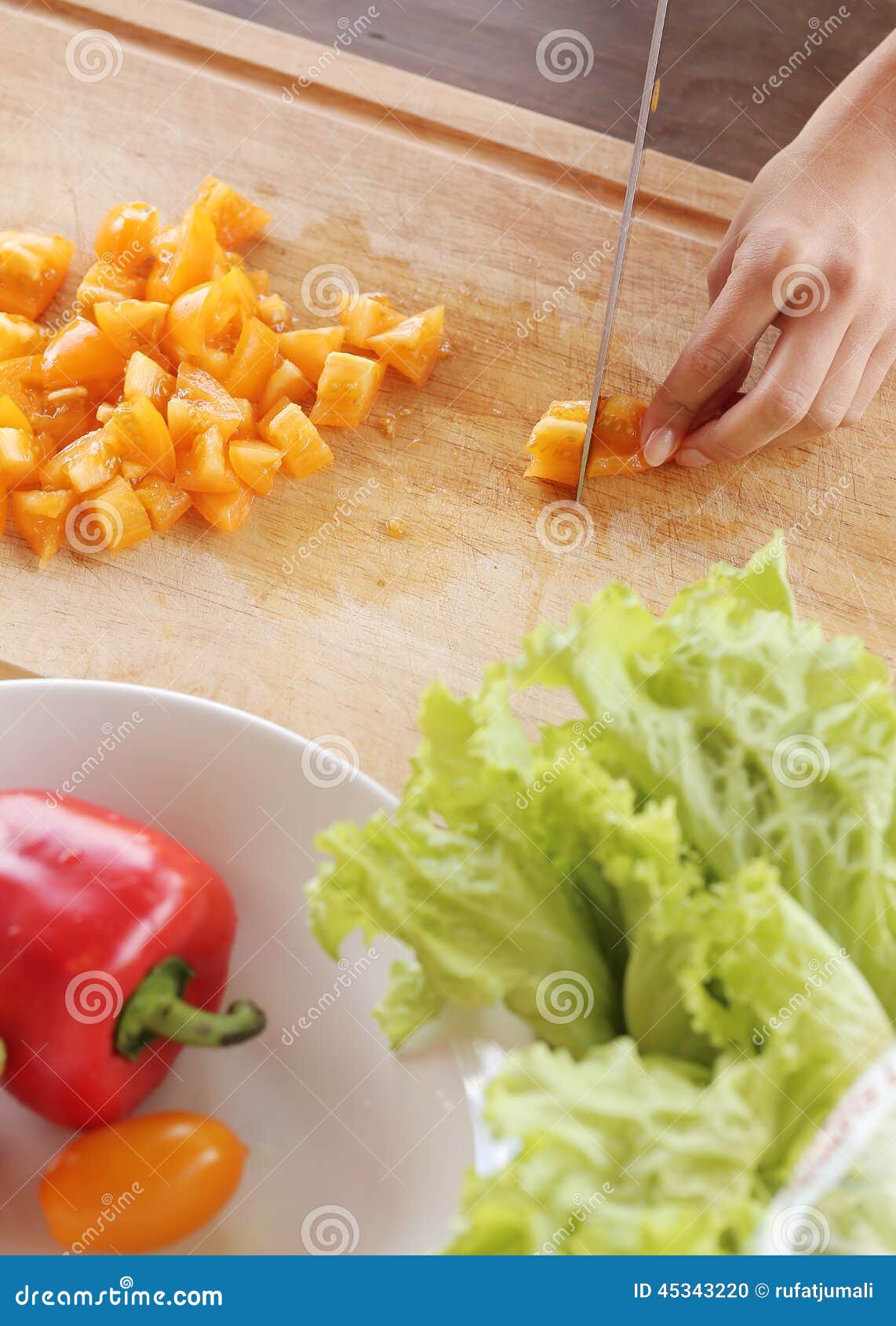 Verduras que son cortadas foto de archivo. Imagen de resorte - 45343220