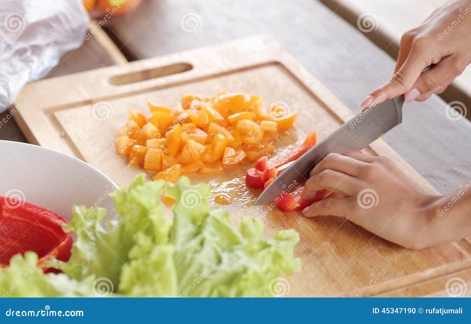 Verduras que son cortadas foto de archivo. Imagen de cebollas - 45347190