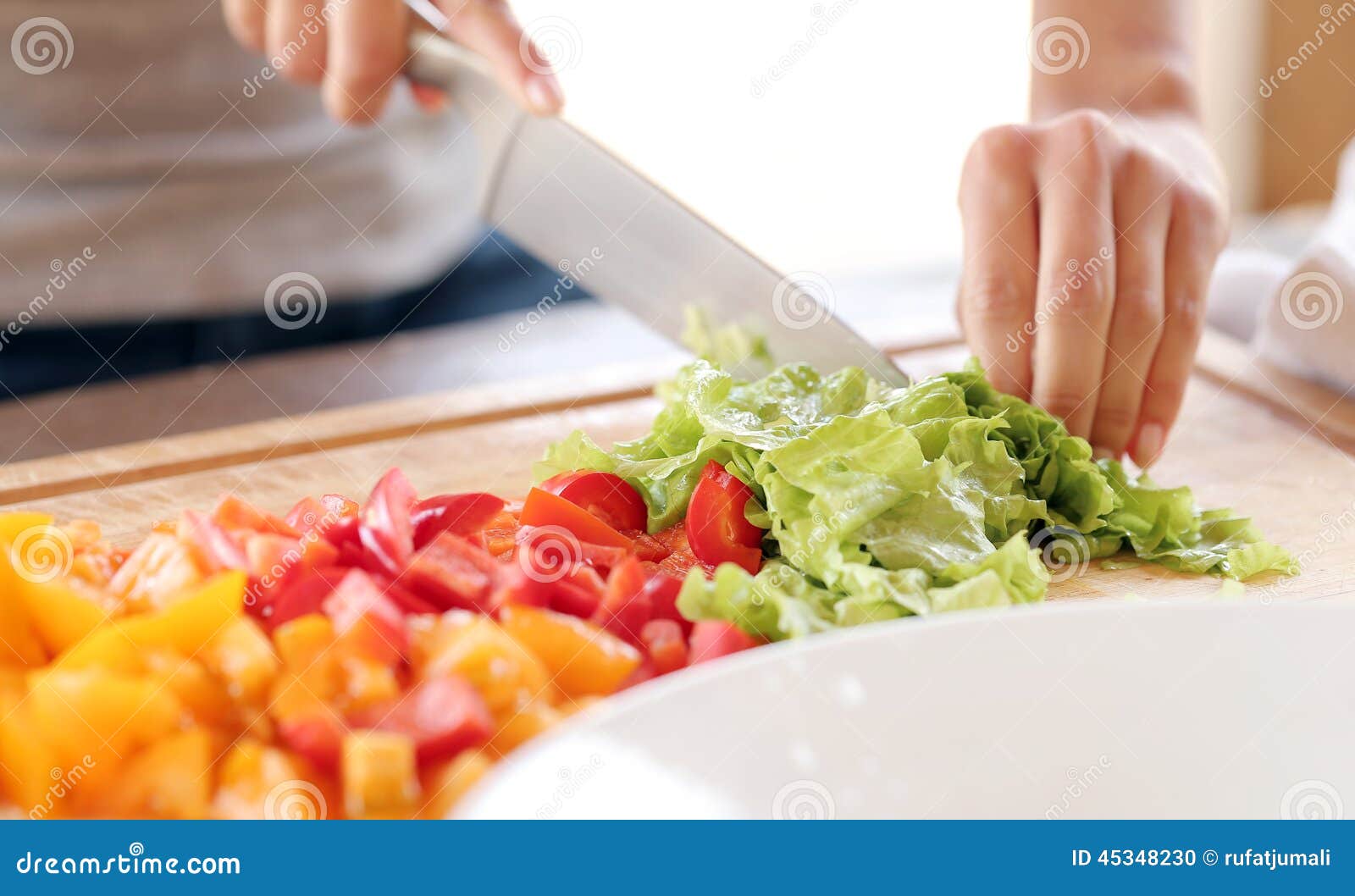 Verduras que son cortadas foto de archivo. Imagen de rojo - 45348230