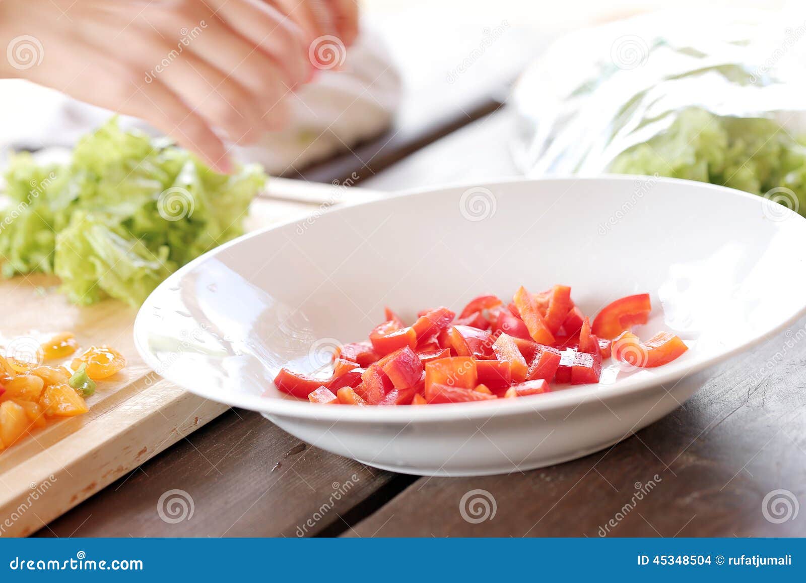 Verduras que son cortadas foto de archivo. Imagen de colorido - 45348504