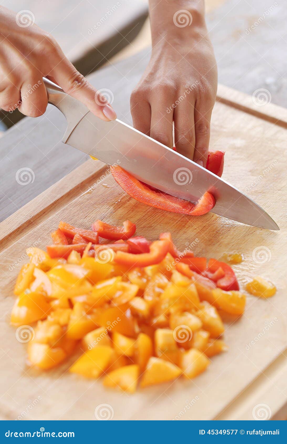 Verduras que son cortadas imagen de archivo. Imagen de cuidadosamente ...