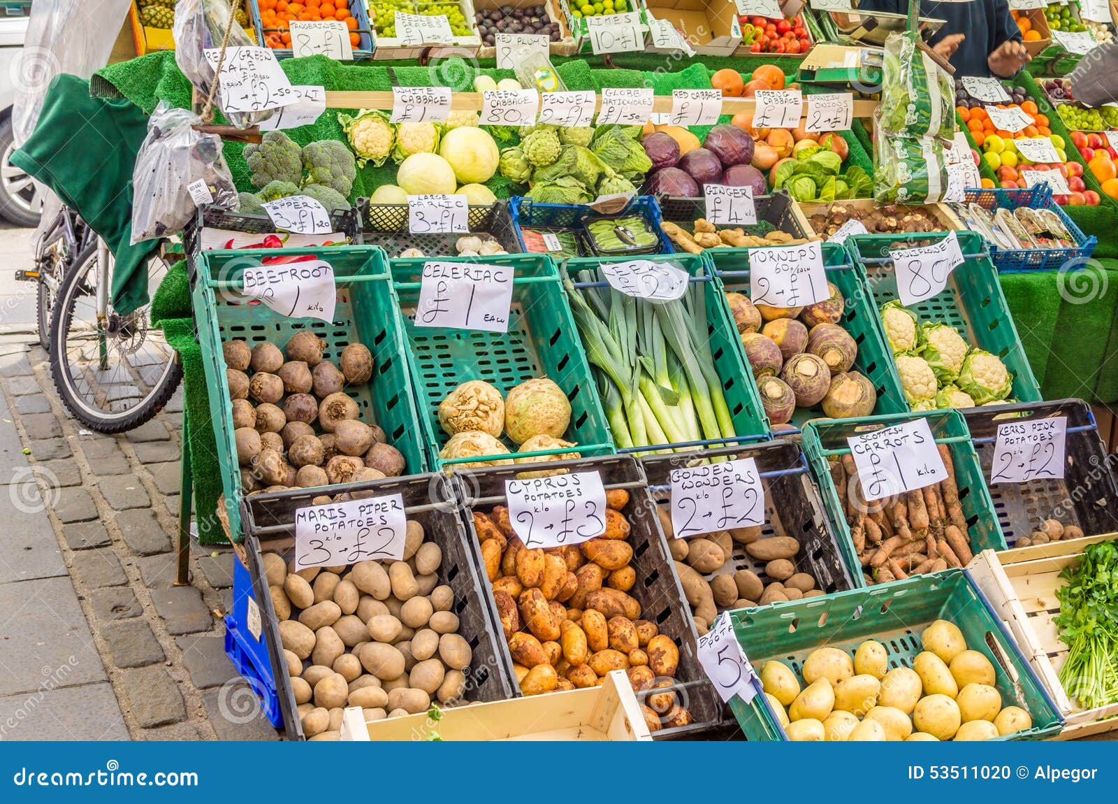 Verduras y frutas en venta foto de archivo. Imagen de edimburgo - 53511020