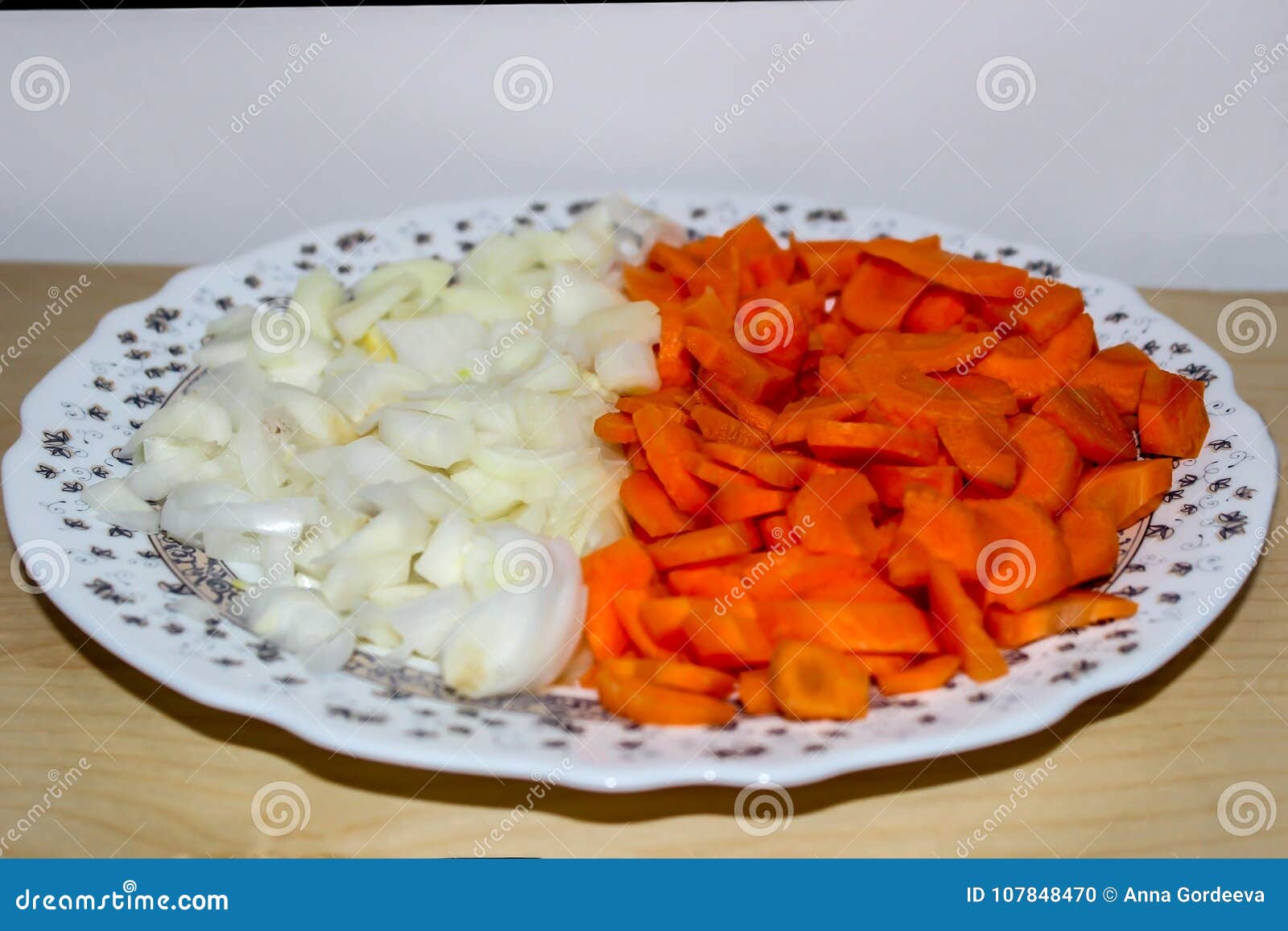 Verdure Crude Tagliate Affettate - Cipolle E Carote Fotografia Stock ...