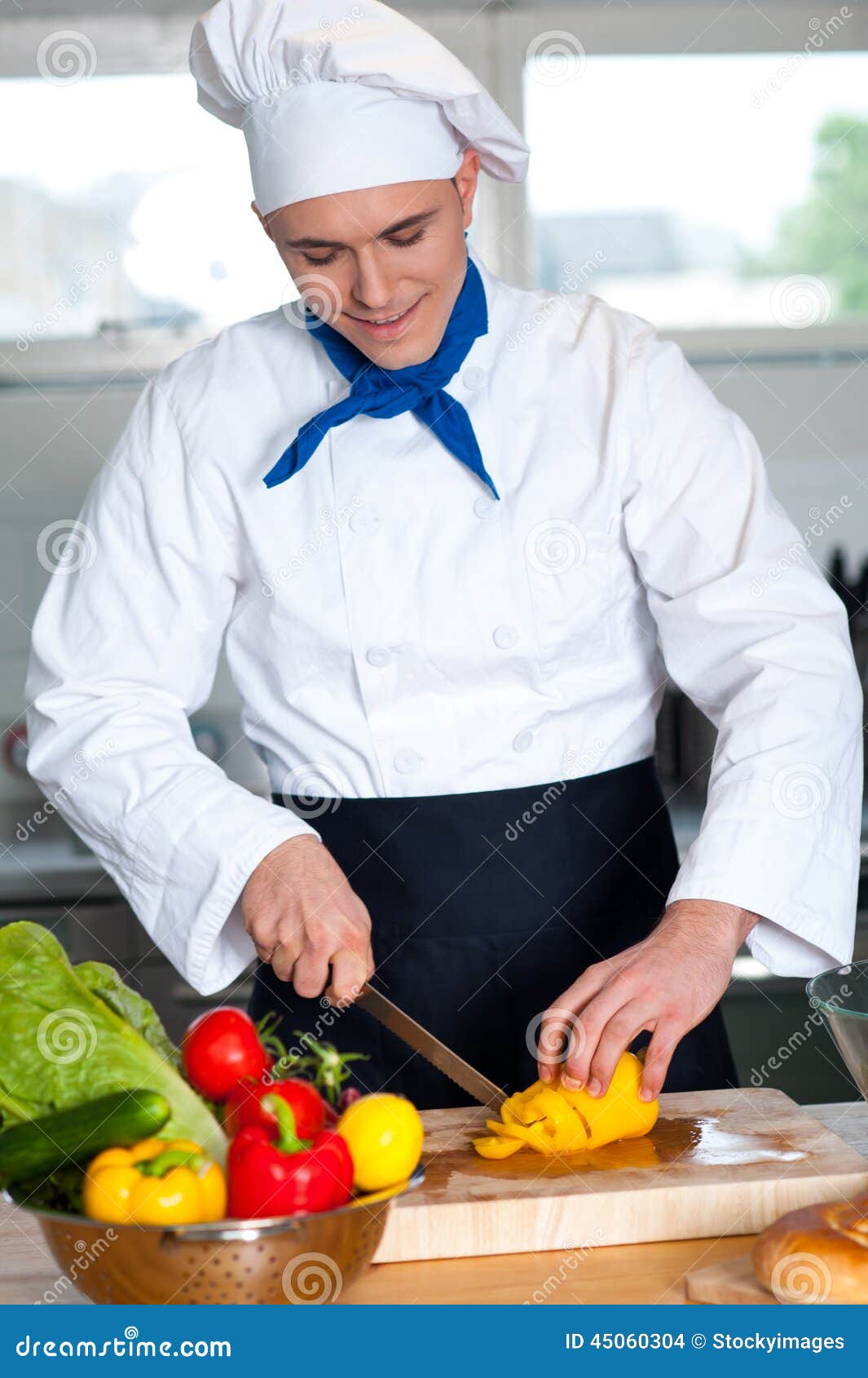 Verdure Di Taglio Del Cuoco Unico in Cucina Fotografia Stock - Immagine ...