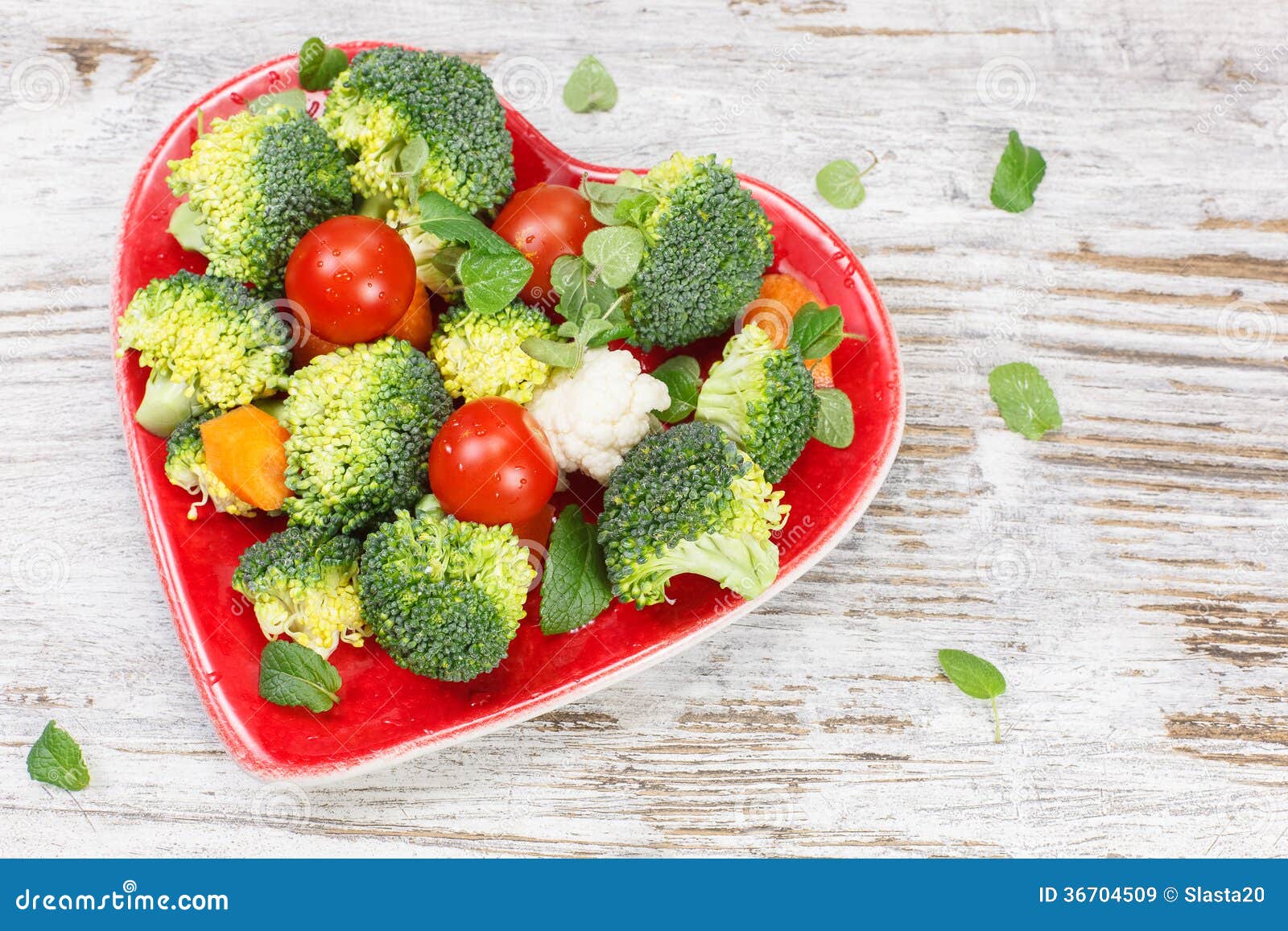 Verdure in Piatto a Forma Di Del Cuore Immagine Stock - Immagine di ...