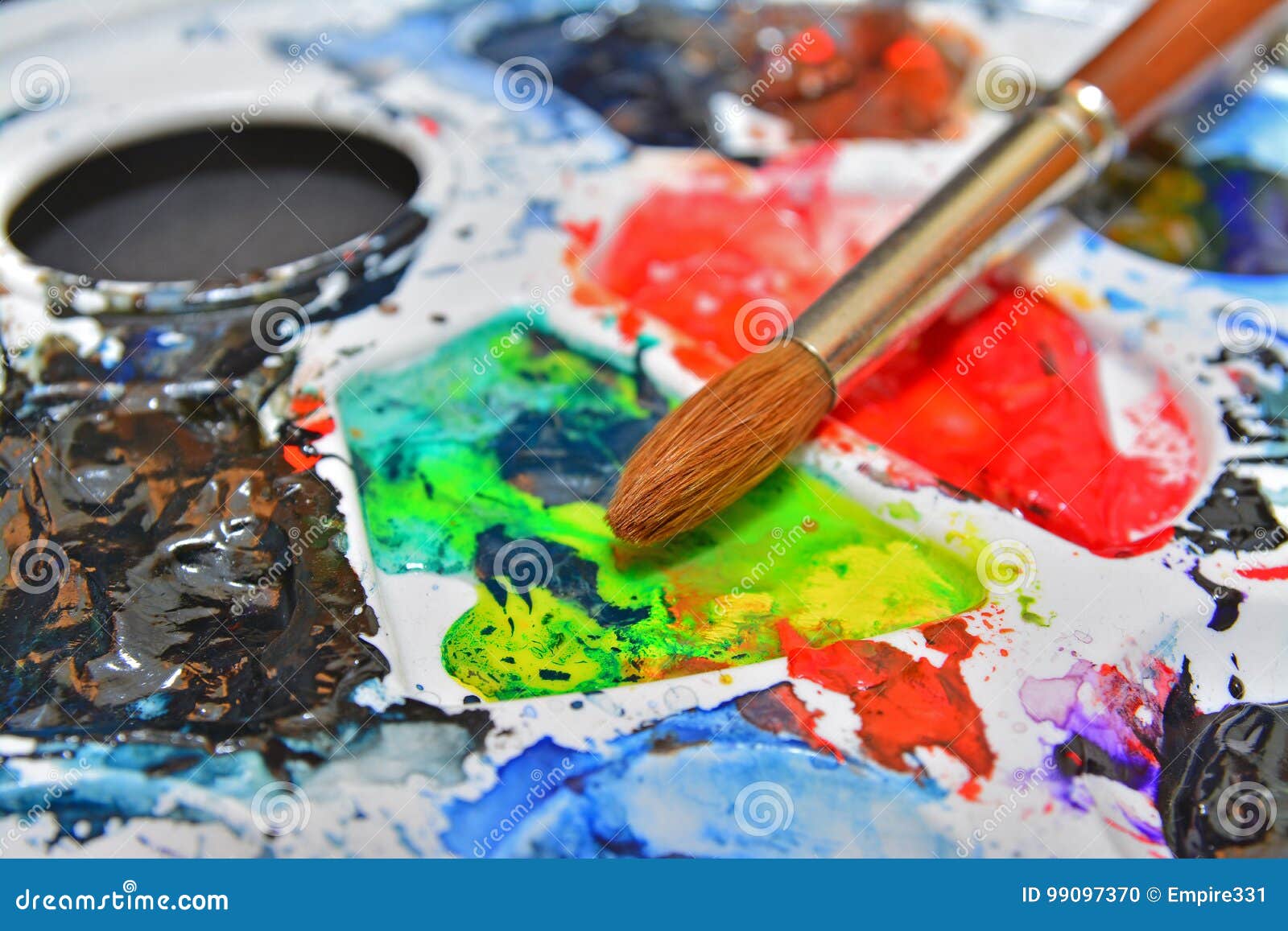 Verf stock foto. Image of geassorteerd, palet, borstels - 99097370