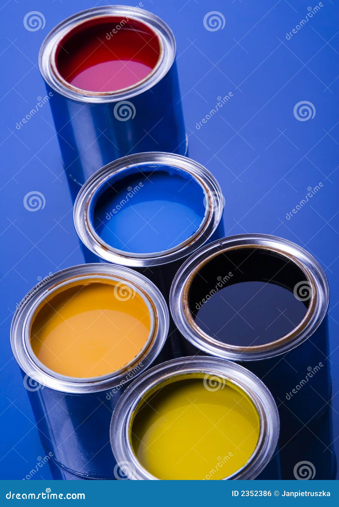 Verf en blikken stock foto. Image of metaal, kleur, samenvatting - 2352386