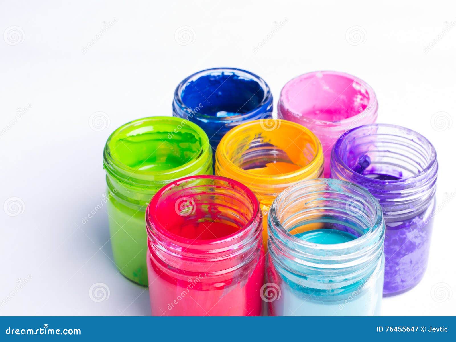 Verf in plastic kruiken stock afbeelding. Image of bloei - 76455647