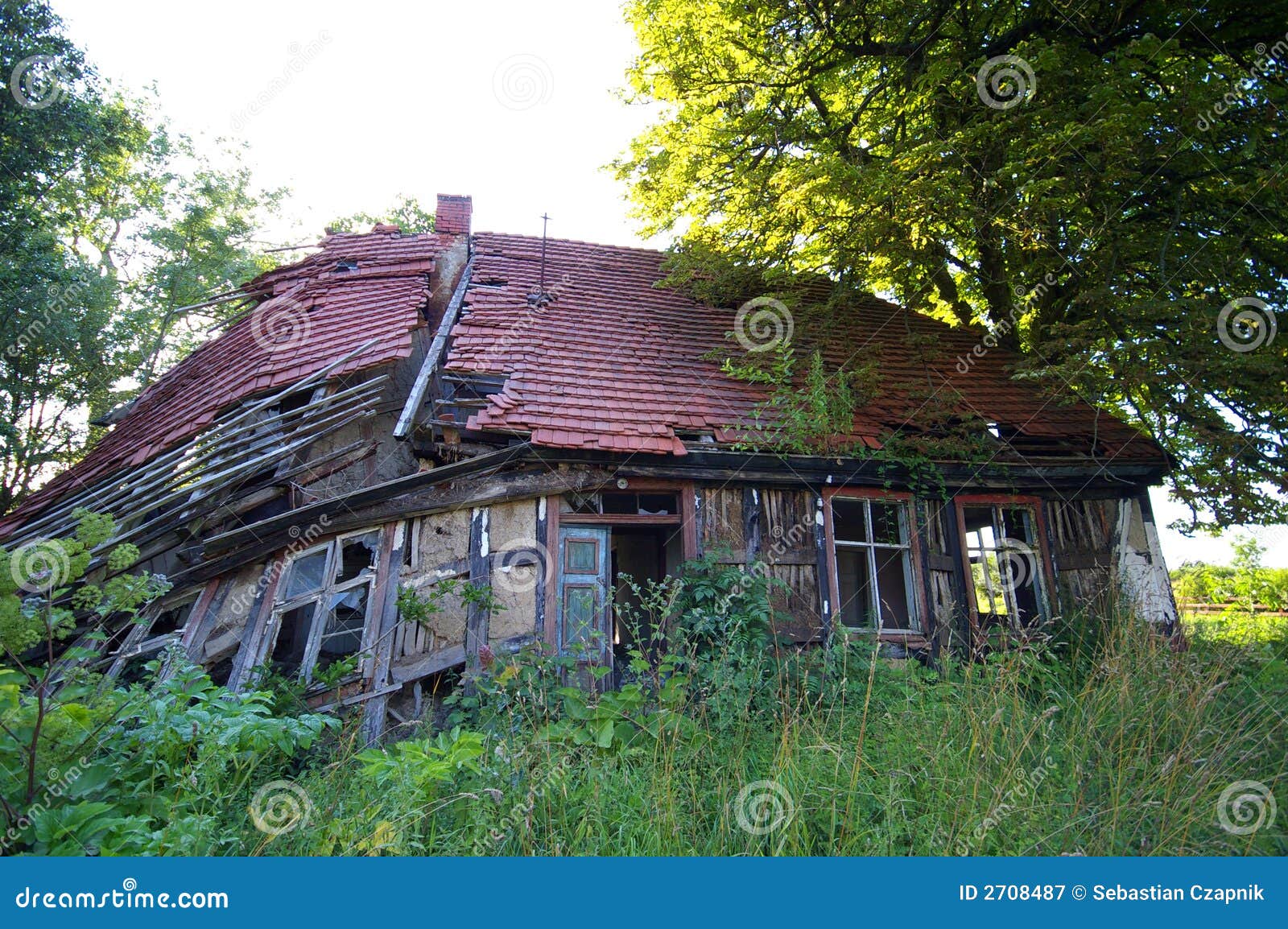 Verfallenes Haus stockbild. Bild von frequentiert, unten - 2708487