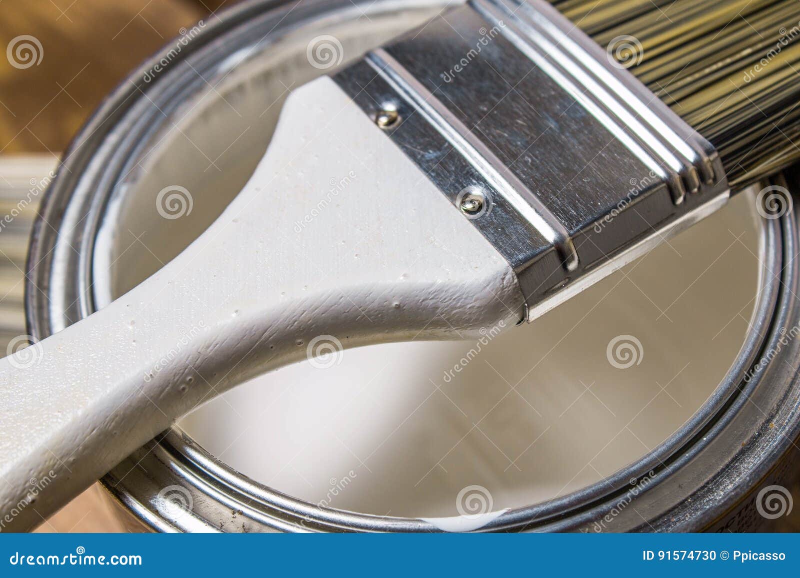 Verfborstel Op Een Tinblik Met Wit Verfclose-up Stock Foto - Image of ...