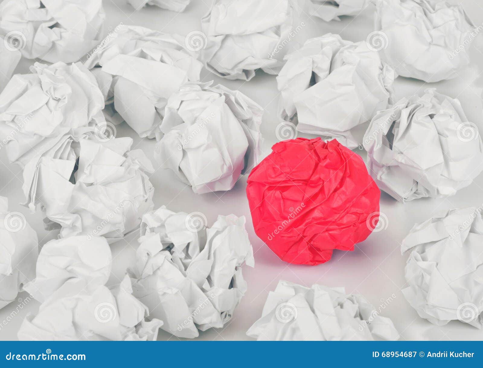 Verfrommeld Witboek Met Rode Bal Van Verfrommeld Document Stock ...