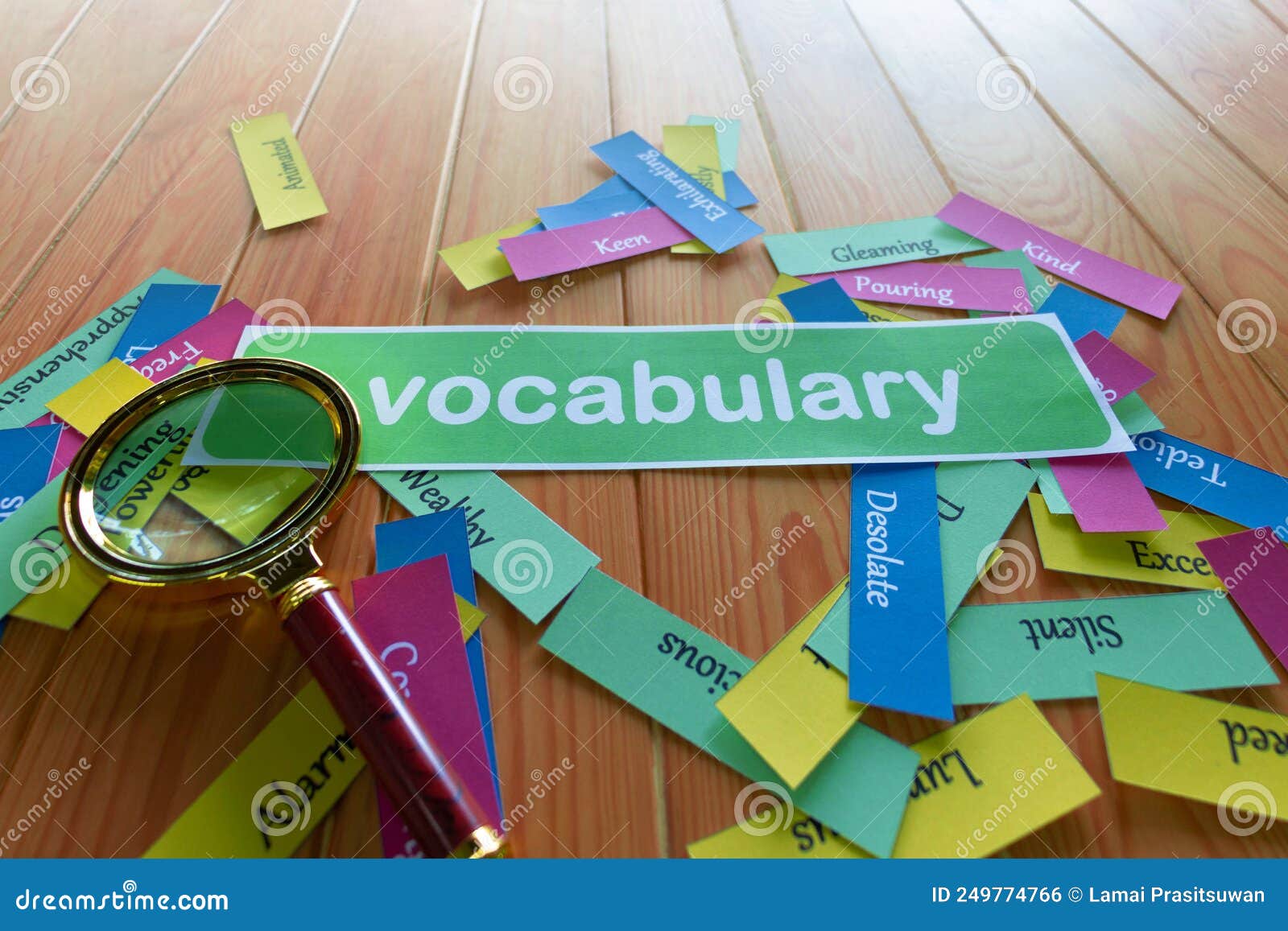 Vergrootglas Op Engelse Woordkaarten Stock Foto - Image of kleurrijk ...