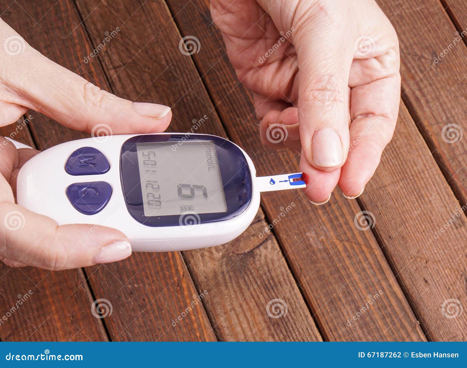 Verificare Il Livello Della Glicemia Fotografia Stock - Immagine di ...