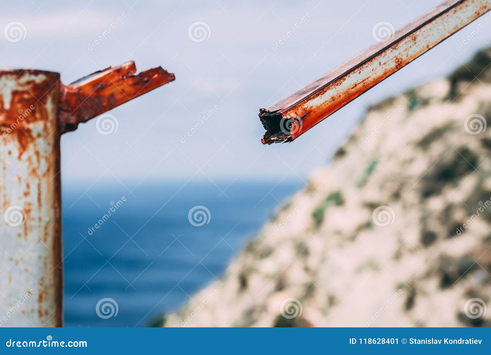 Verja rota oxidada imagen de archivo. Imagen de onda - 118628401