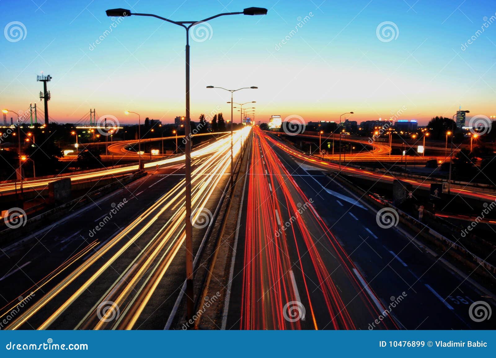 Verkeer bij schemer stock afbeelding. Image of auto, teken - 10476899