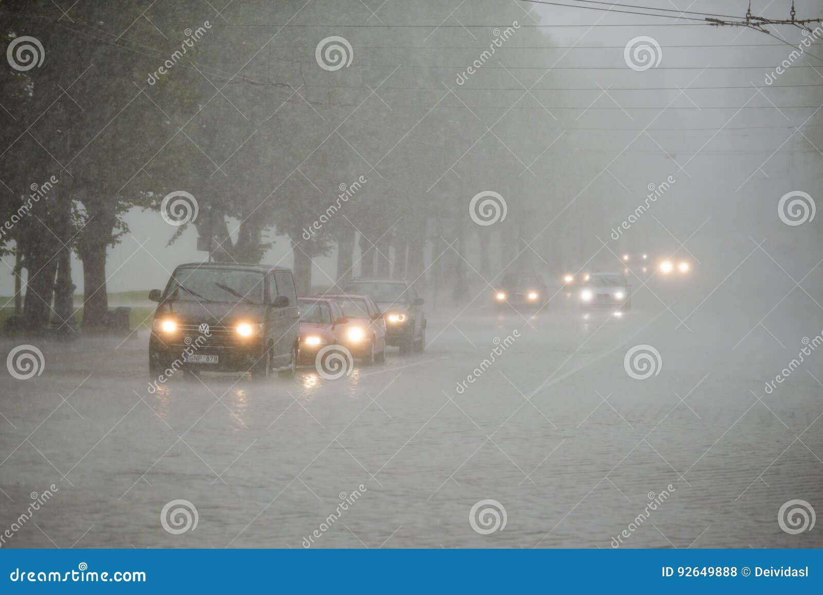 Verkeer in zware regen stock foto. Image of donker, verkeer - 92649888