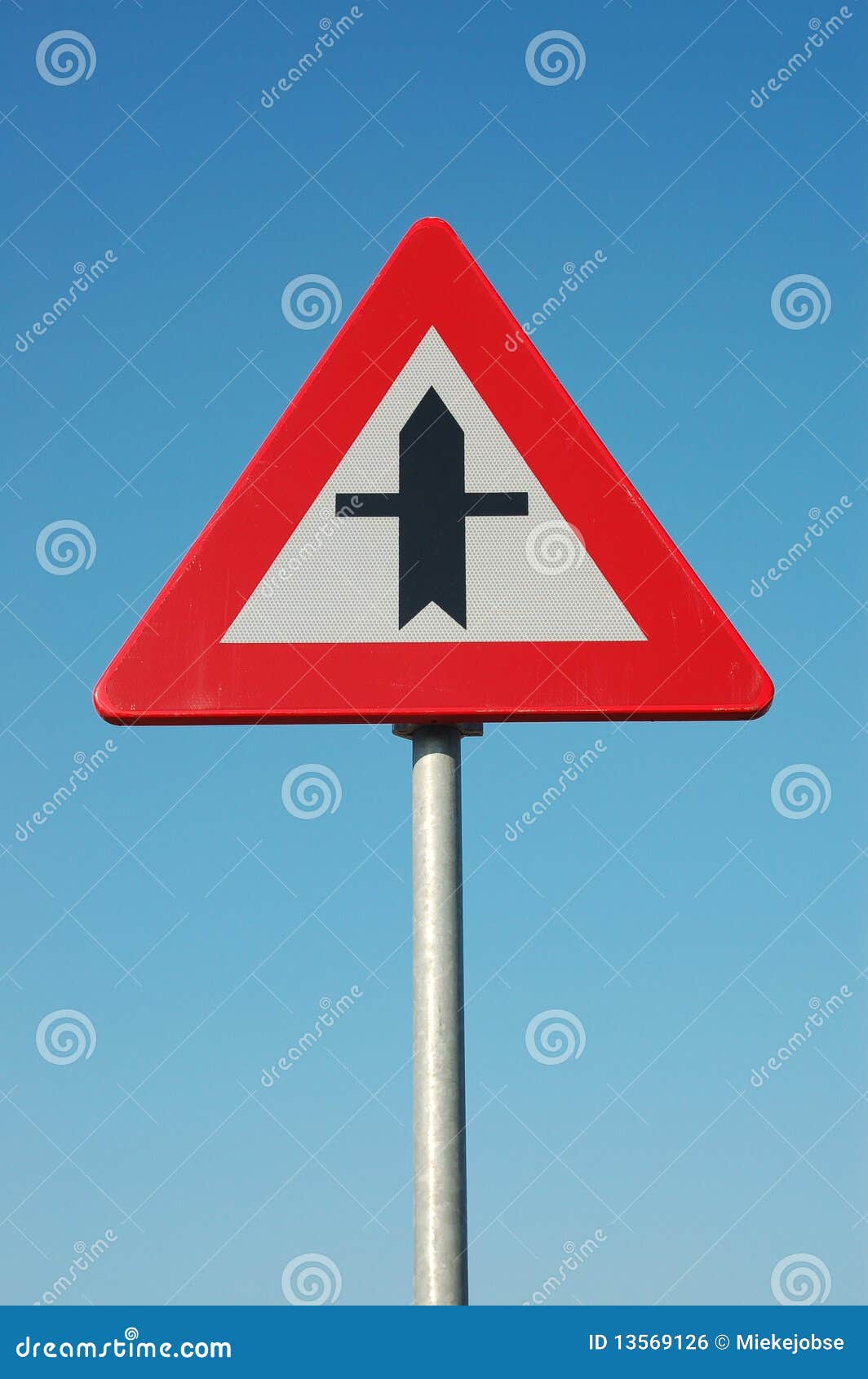 Verkehrszeichen; Vorrang stockfoto. Bild von nachricht - 13569126