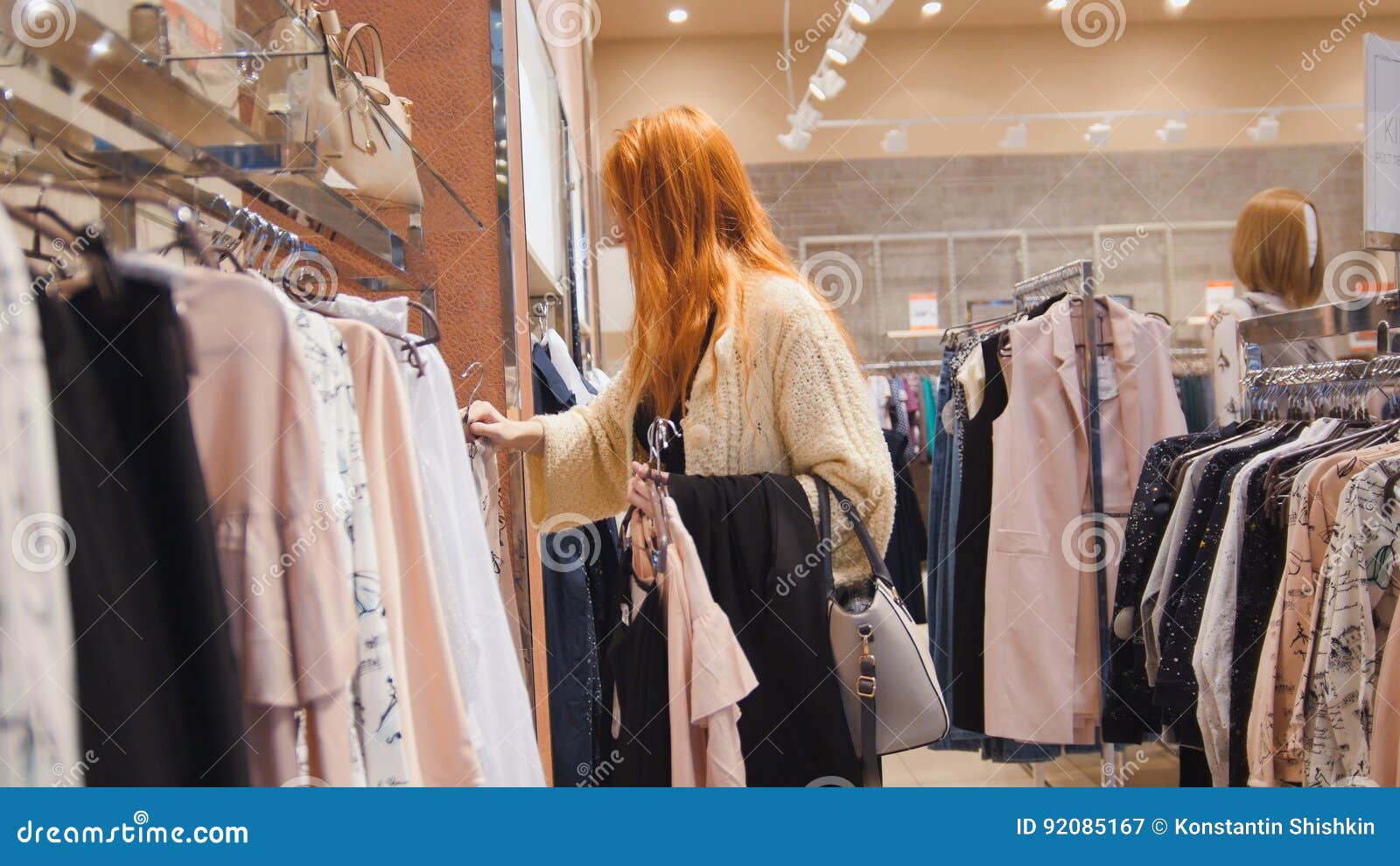 Verkoop - Vrouw in Kleding Kiest De Opslag Kleren - Het Winkelen ...