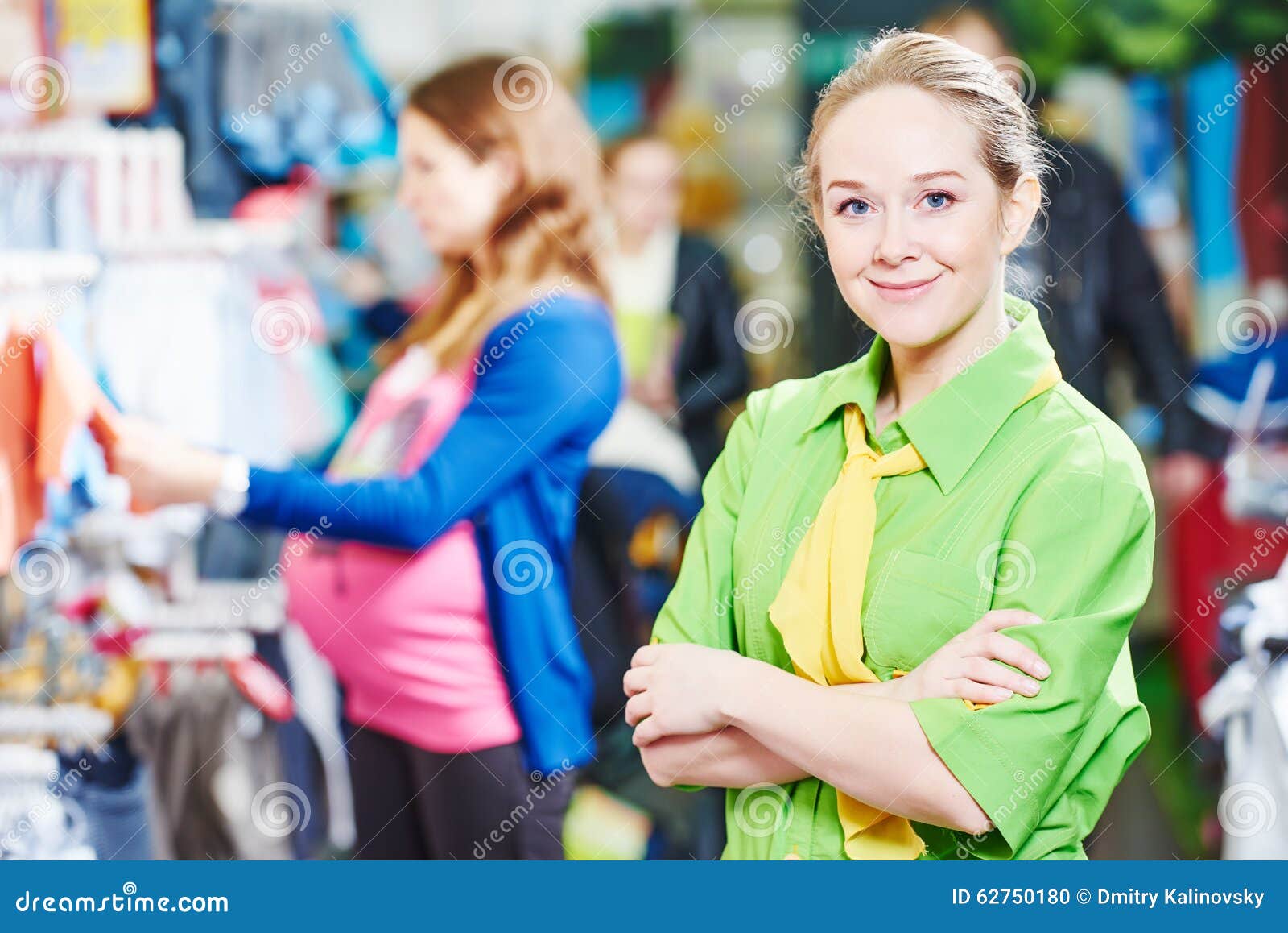 Verkoopmedewerker of Verkoper in Winkel Stock Foto - Image of ...