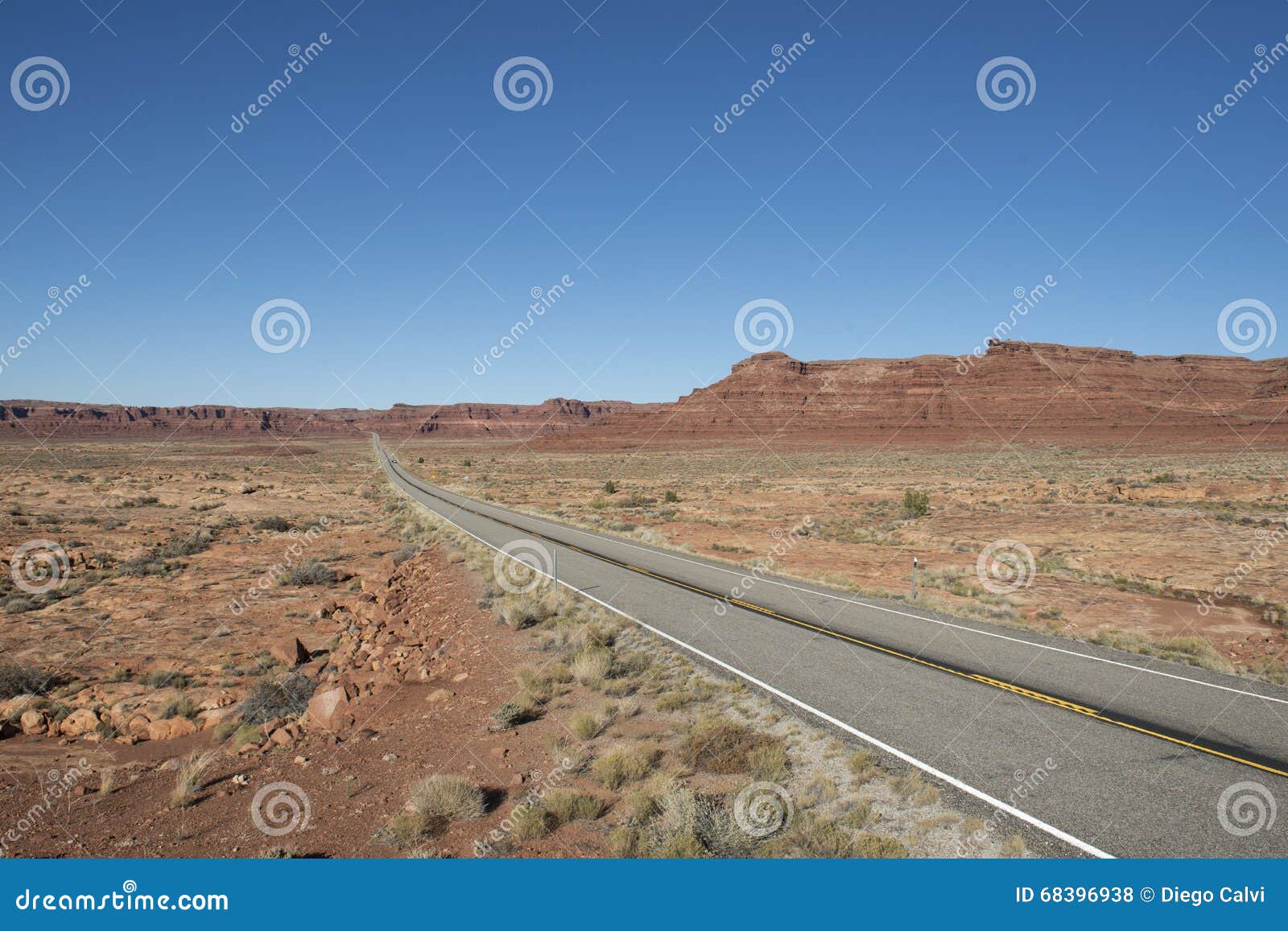 Verlassene Straße in Der Wüste, USA Stockfoto - Bild von symbol ...
