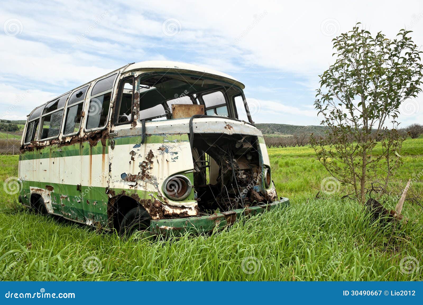 Verlassener alter Bus stockbild. Bild von fahrzeug, weinlese - 30490667