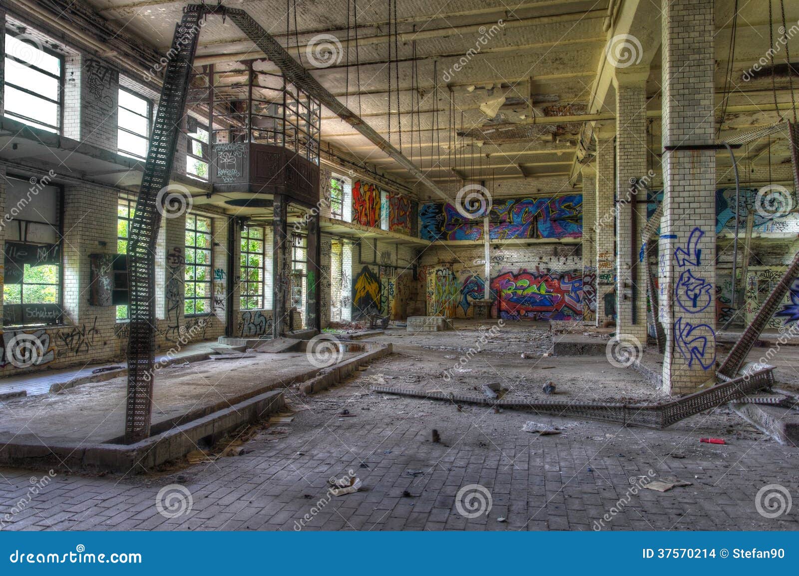 Verlassenes altes Lager stockfoto. Bild von verlassen - 37570214