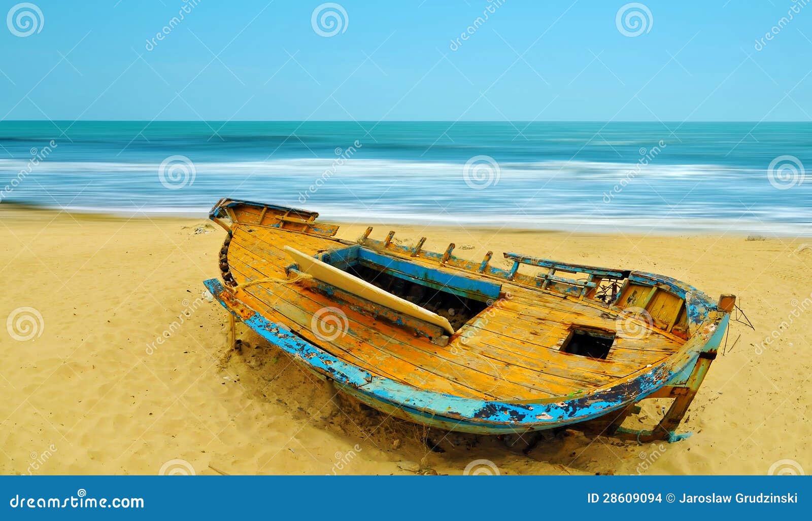 Verlaten Boot Op Een Strand Stock Foto - Image of kleurrijk, kust: 28609094