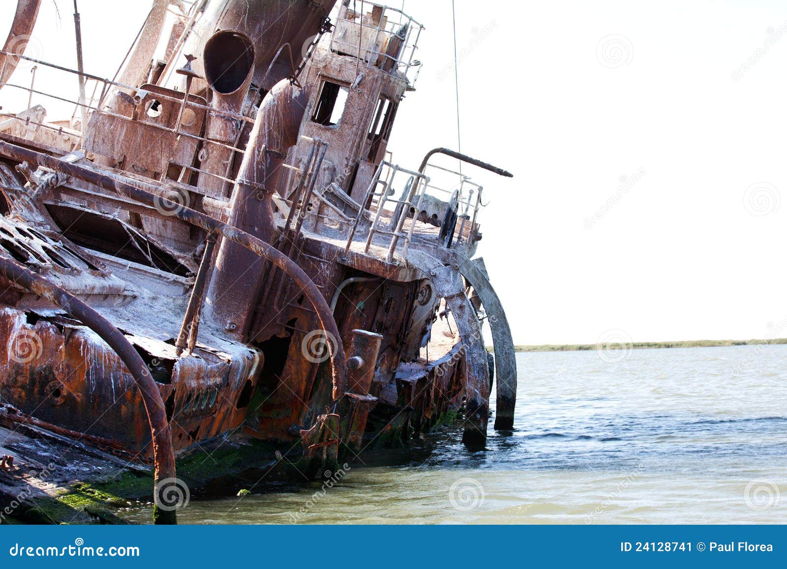 Verlaten Gesloopt Schip, Kustlandschap Stock Afbeelding - Image of ...