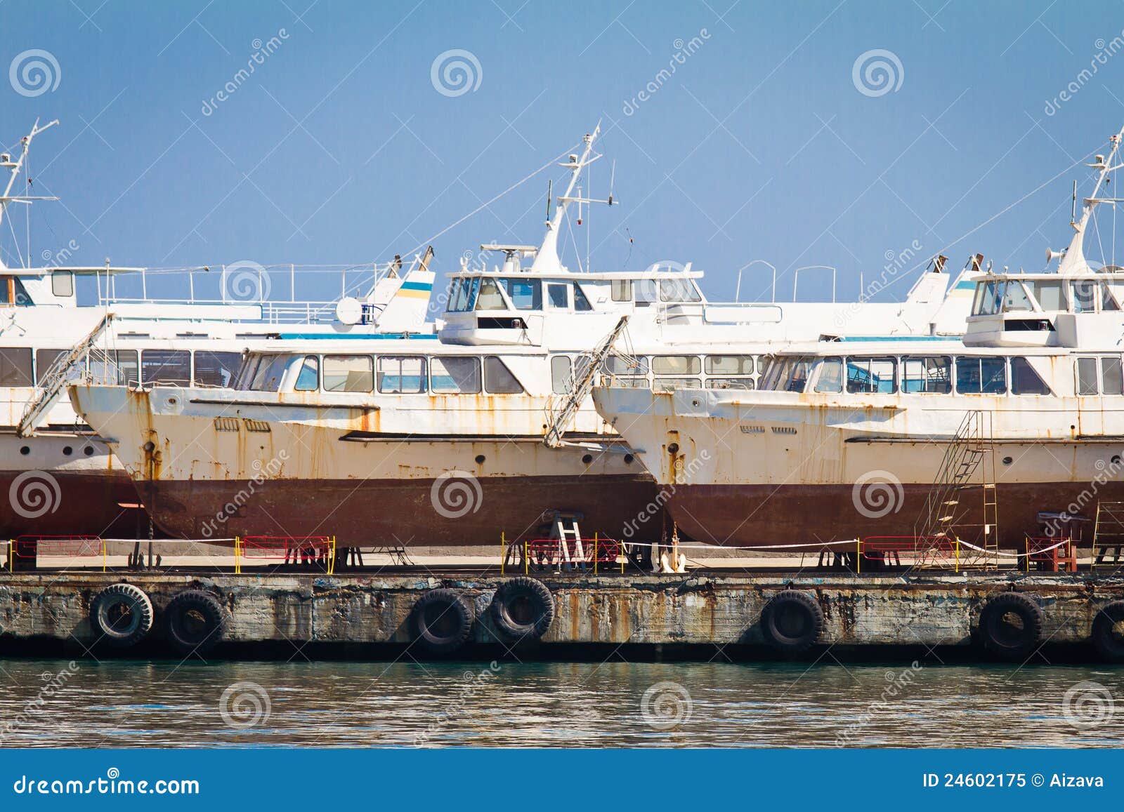 Verlaten schepen stock afbeelding. Image of rusting, blauw - 24602175