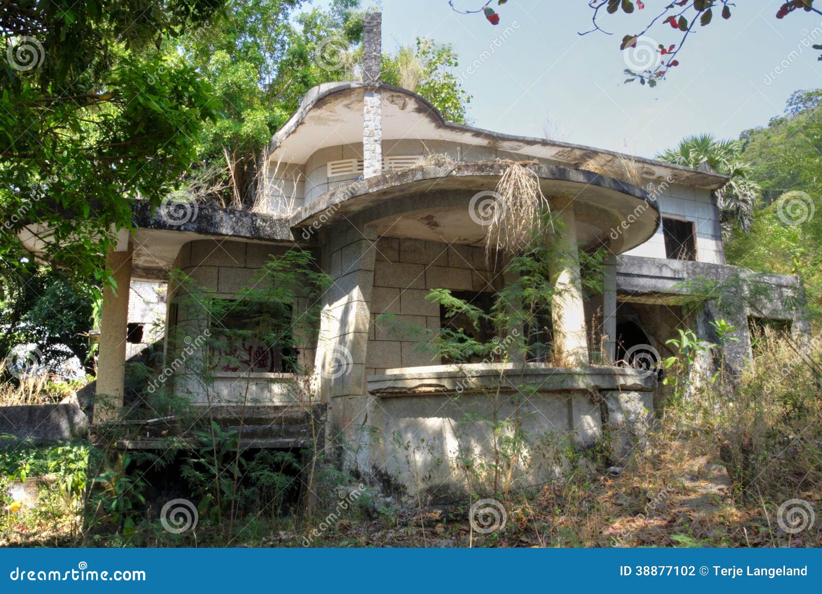 Verlaten villa, Kep stock foto. Image of villa, overwoekerd - 38877102