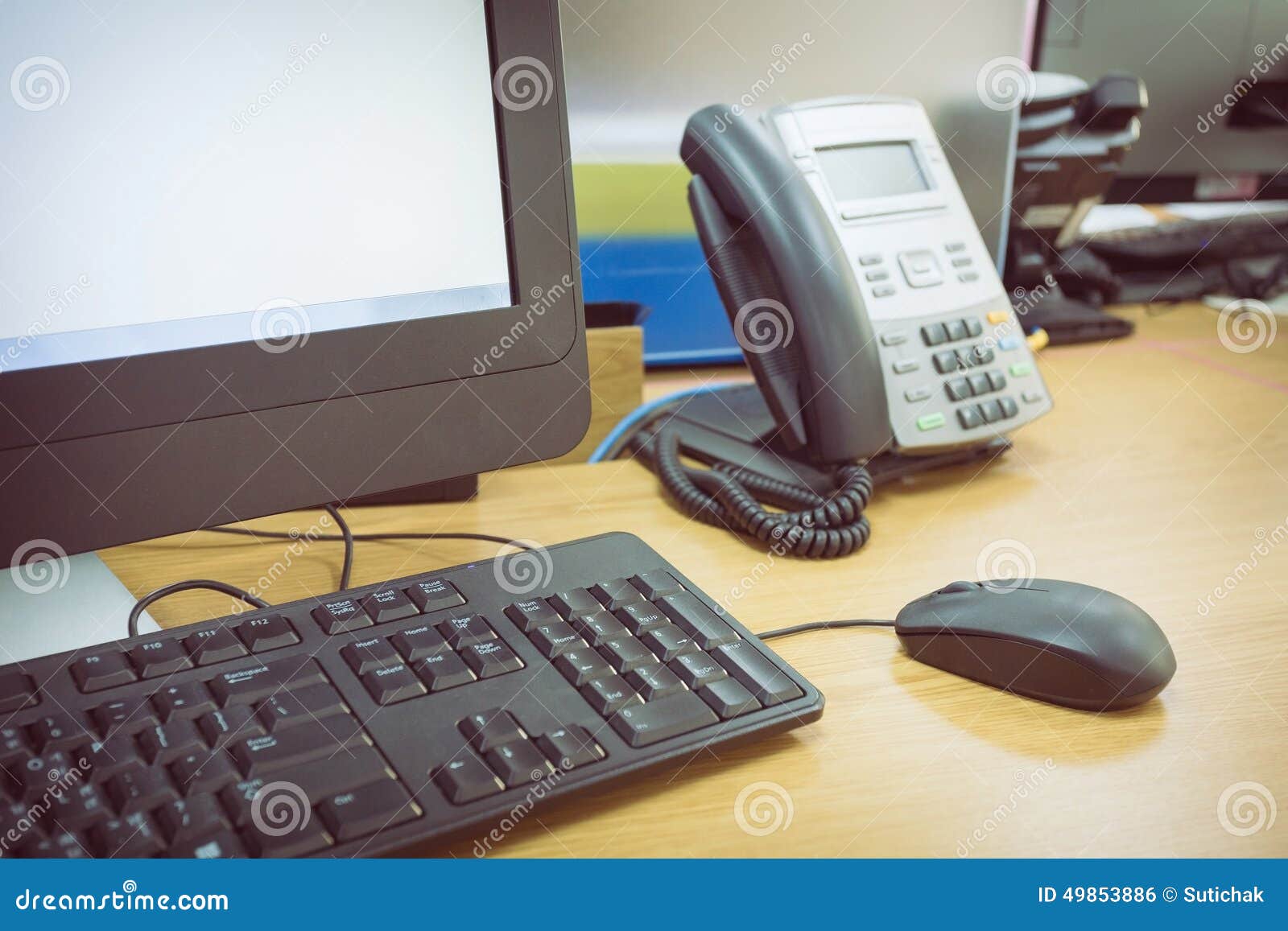 Verlegen Sie Arbeit Im Büro Mit Telefon Und Computer Stockfoto - Bild ...