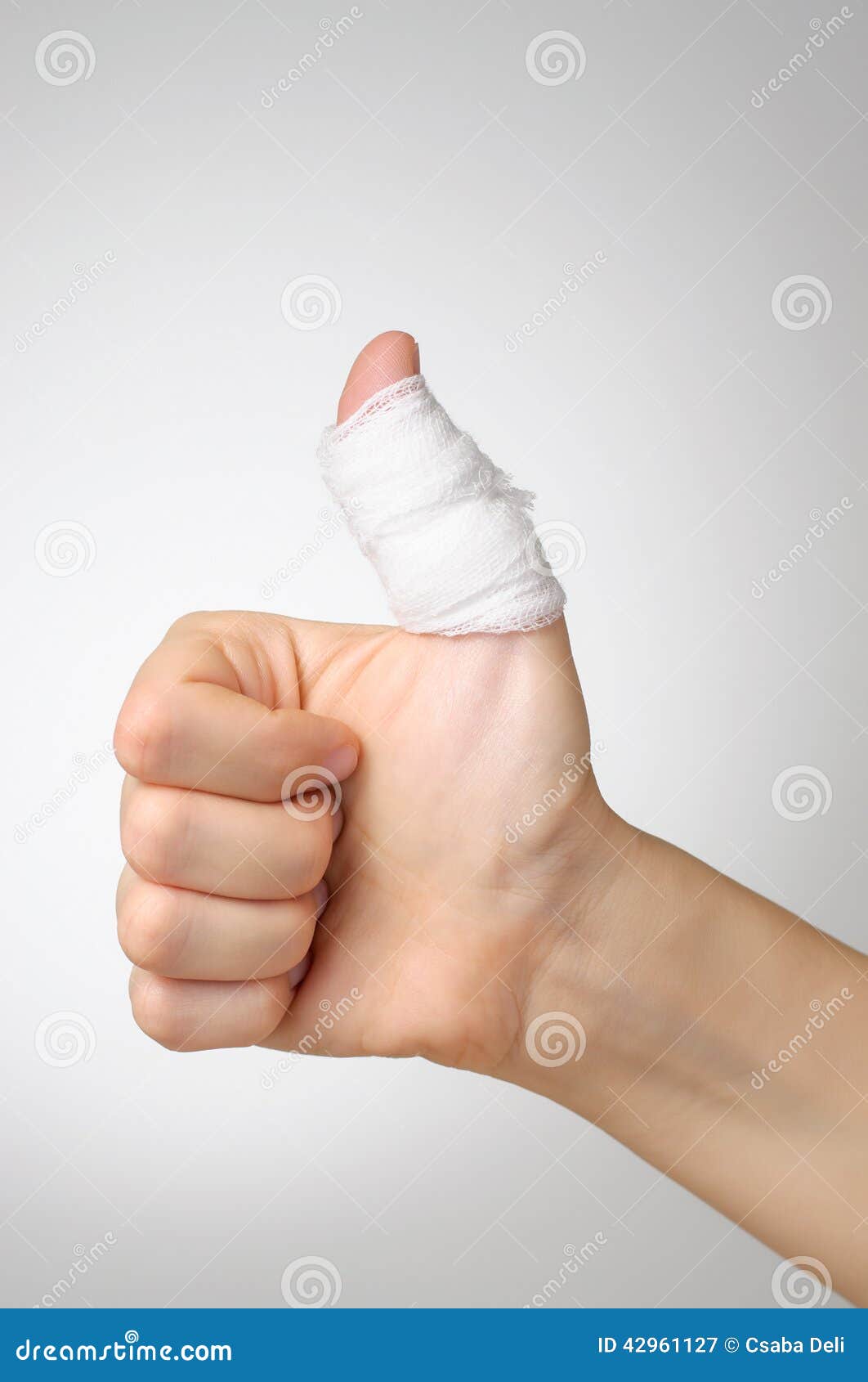 Verletzter Daumen Mit Verband Stockbild - Bild von geste, menschlich ...