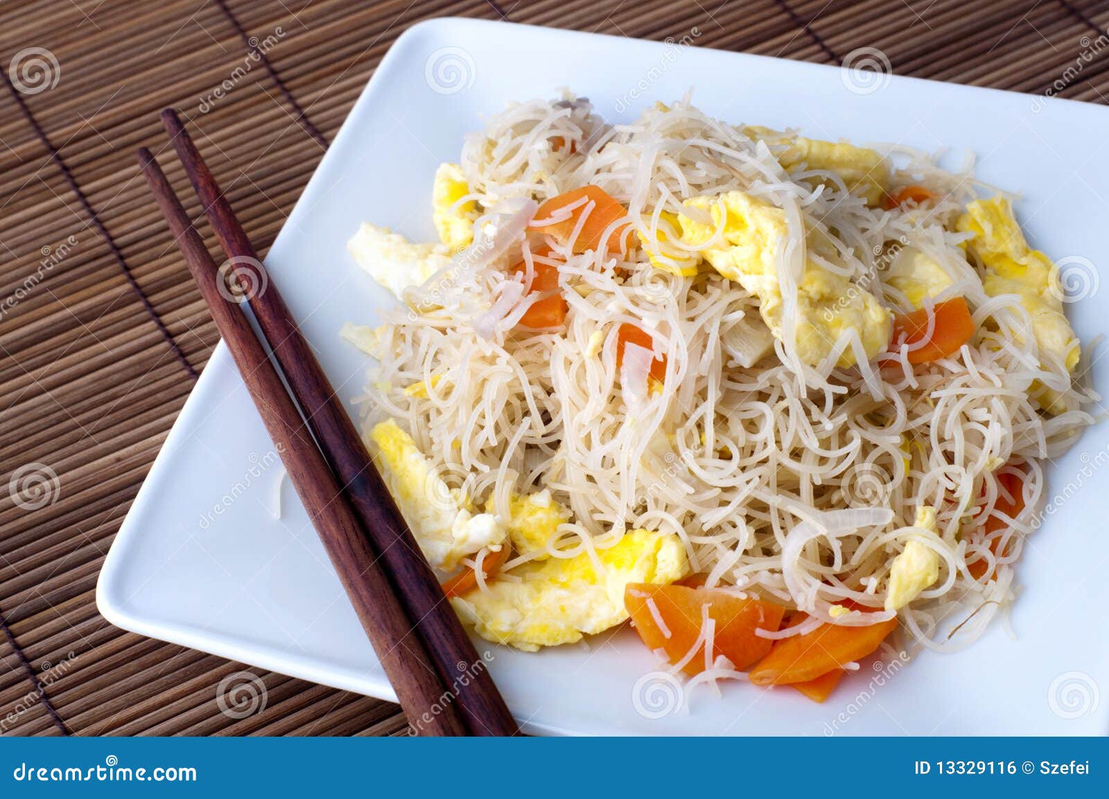 Vermicellis de riz frit photo stock. Image du coloré - 13329116