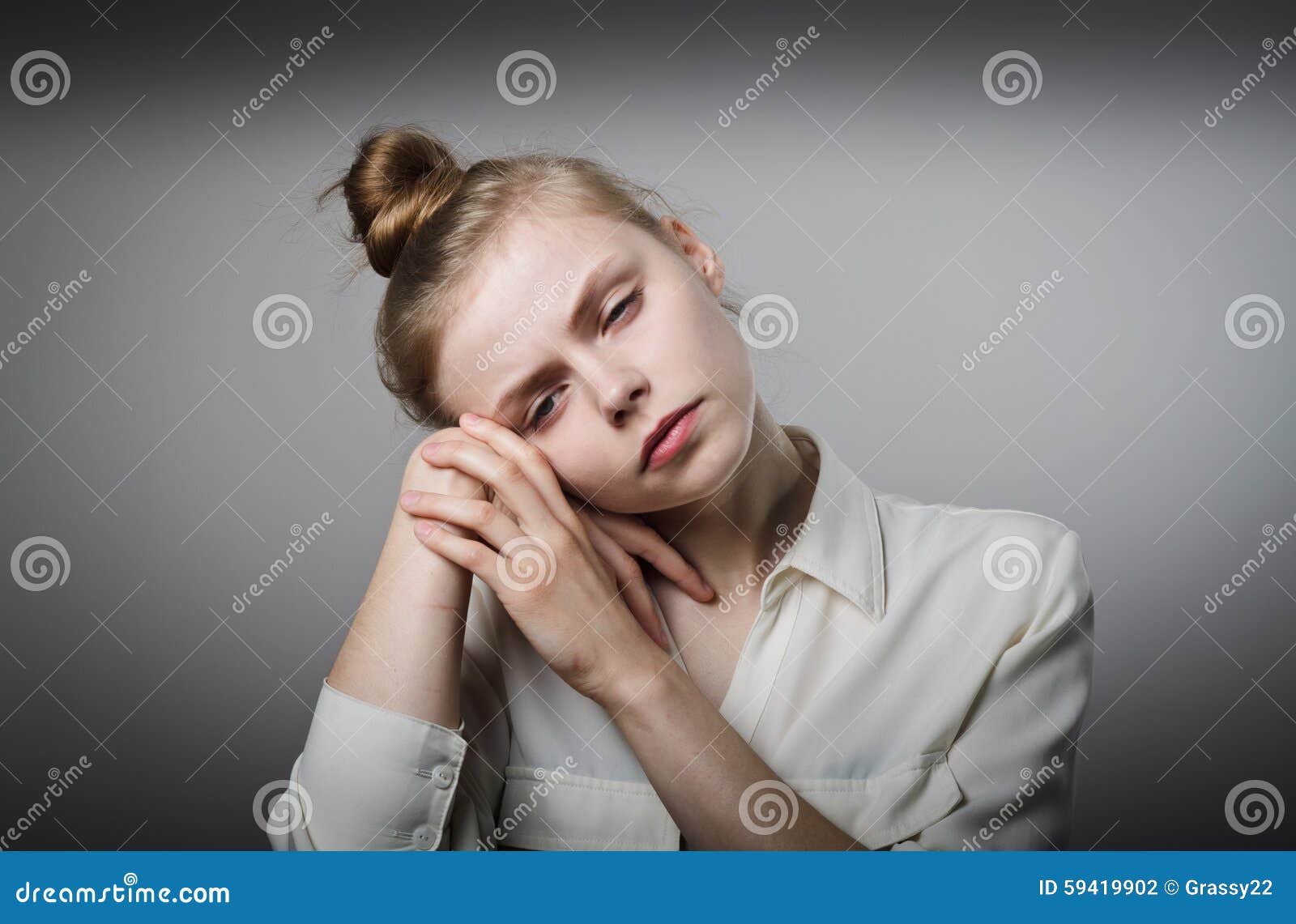 Vermoeid stock foto. Image of gefrustreerd, zitting, mooi - 59419902