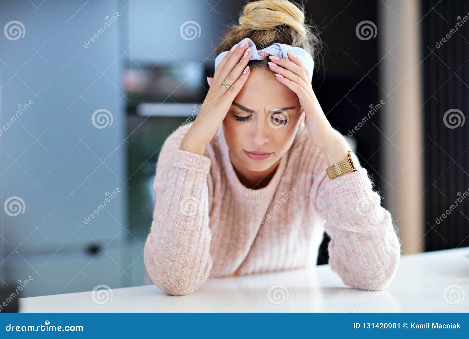 Vermoeid Millennial Vrouwen Rustend Hoofd in De Keuken Stock Afbeelding ...