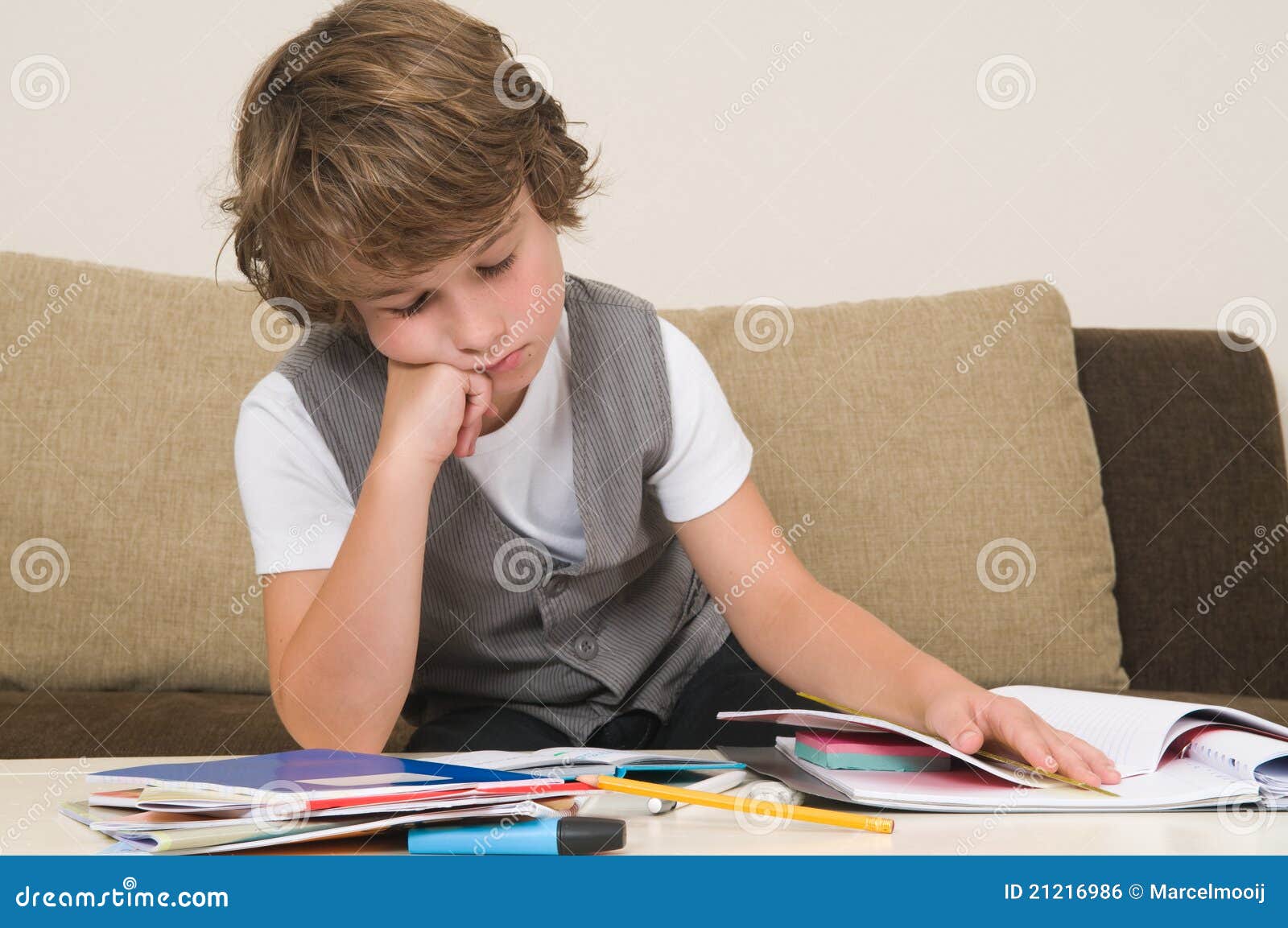 Vermoeid van thuiswerk stock foto. Image of leerling - 21216986