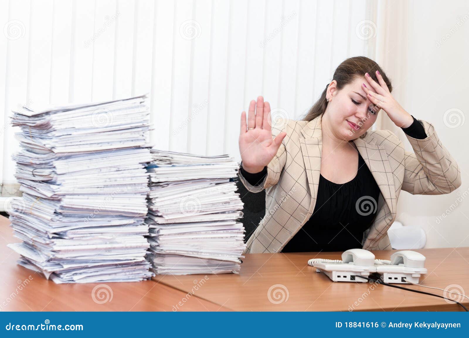 Vermoeid wijfje in bureau stock foto. Image of overbelasting - 18841616