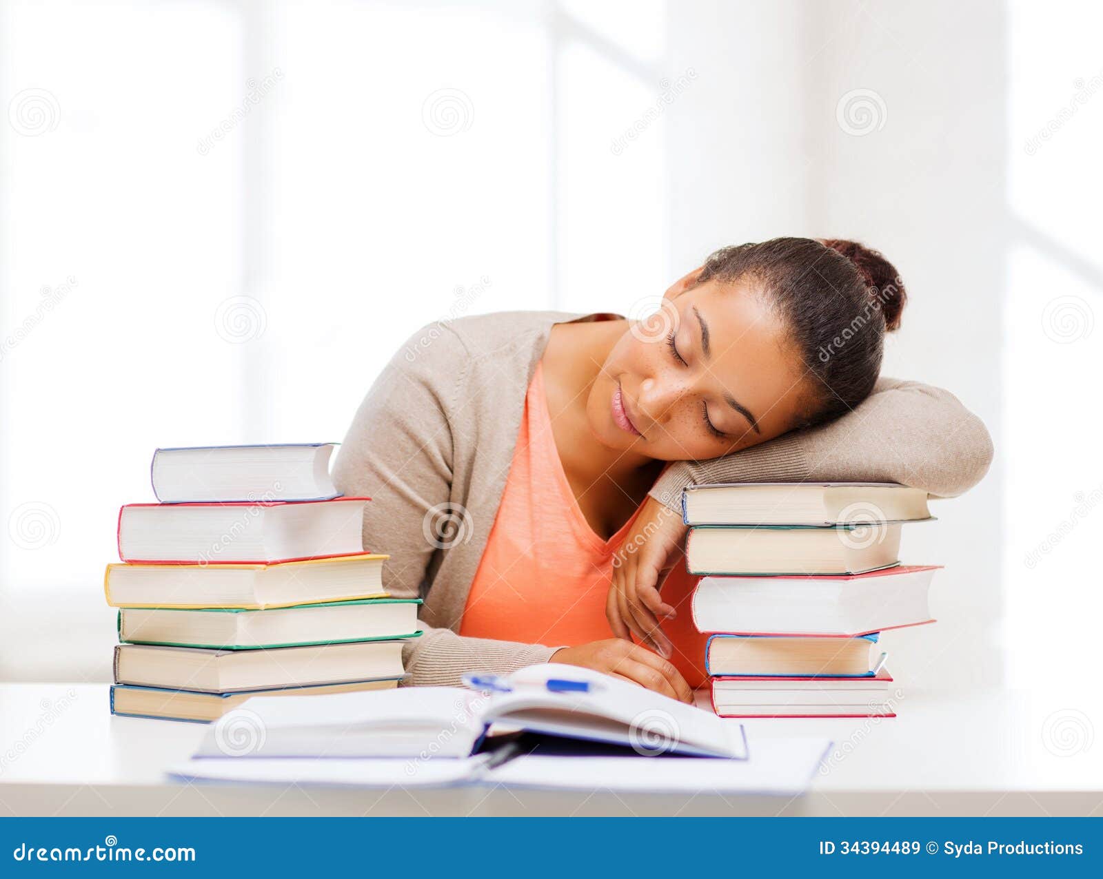 Vermoeide Student Met Boeken En Nota's Stock Afbeelding - Image of ...