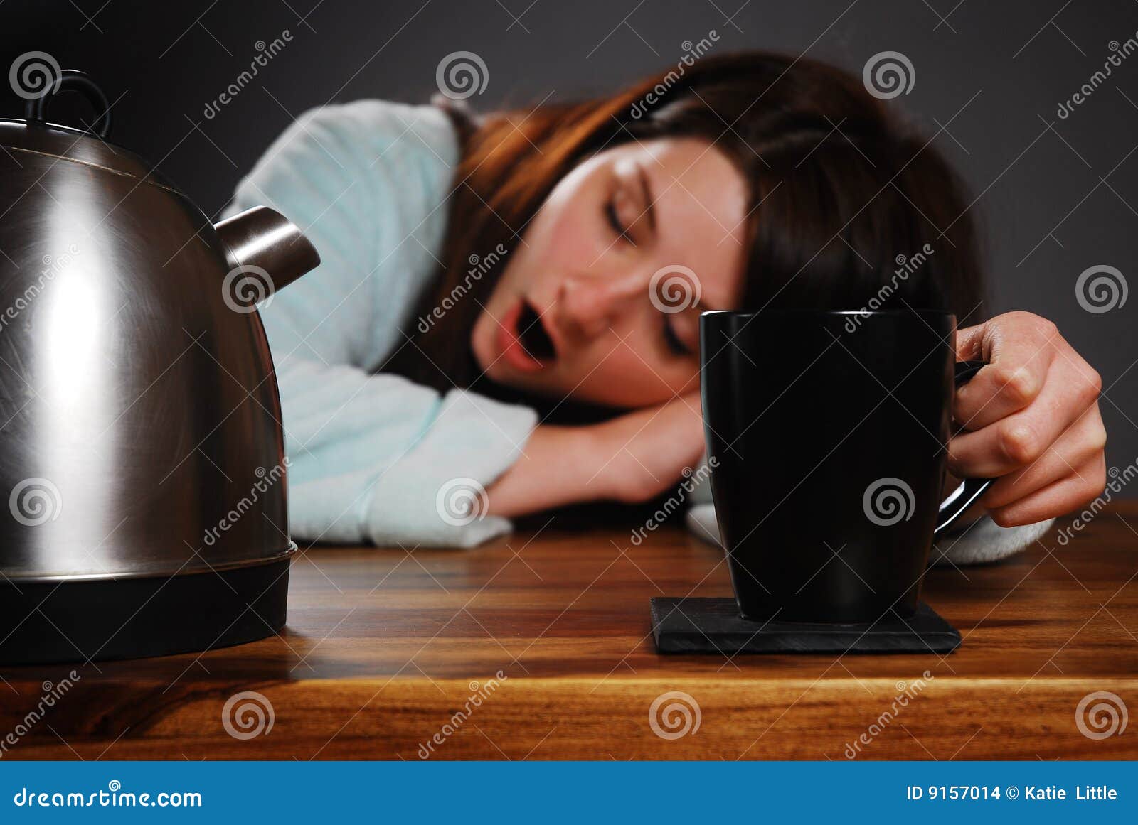 Vermoeide vrouw stock foto. Image of vrouw, lethargie - 9157014