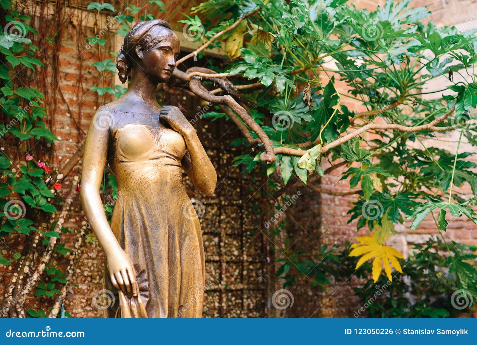 VERONA, ITALY - MAY, 2017: Patio and Statue Juliet, Verona, Ital ... VERONA, ITALY - MAY, 2017: Patio and Statue Juliet, Verona, Ital ...