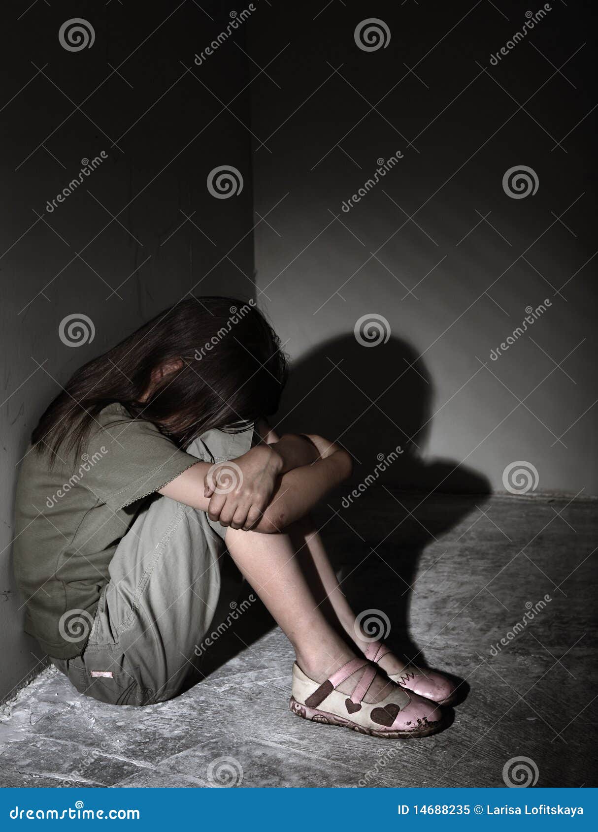 Veronachtzaamd Eenzaam Kind Stock Afbeelding - Image of eenzaam ...