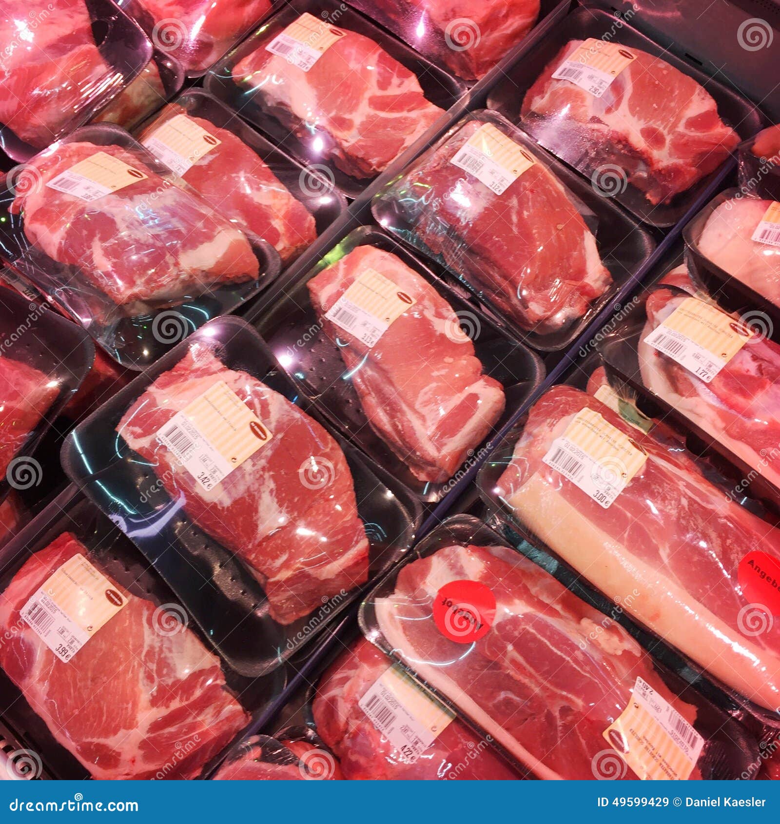 Verpacktes Fleisch Im Gemischtwarenladen Redaktionelles Stockbild ...