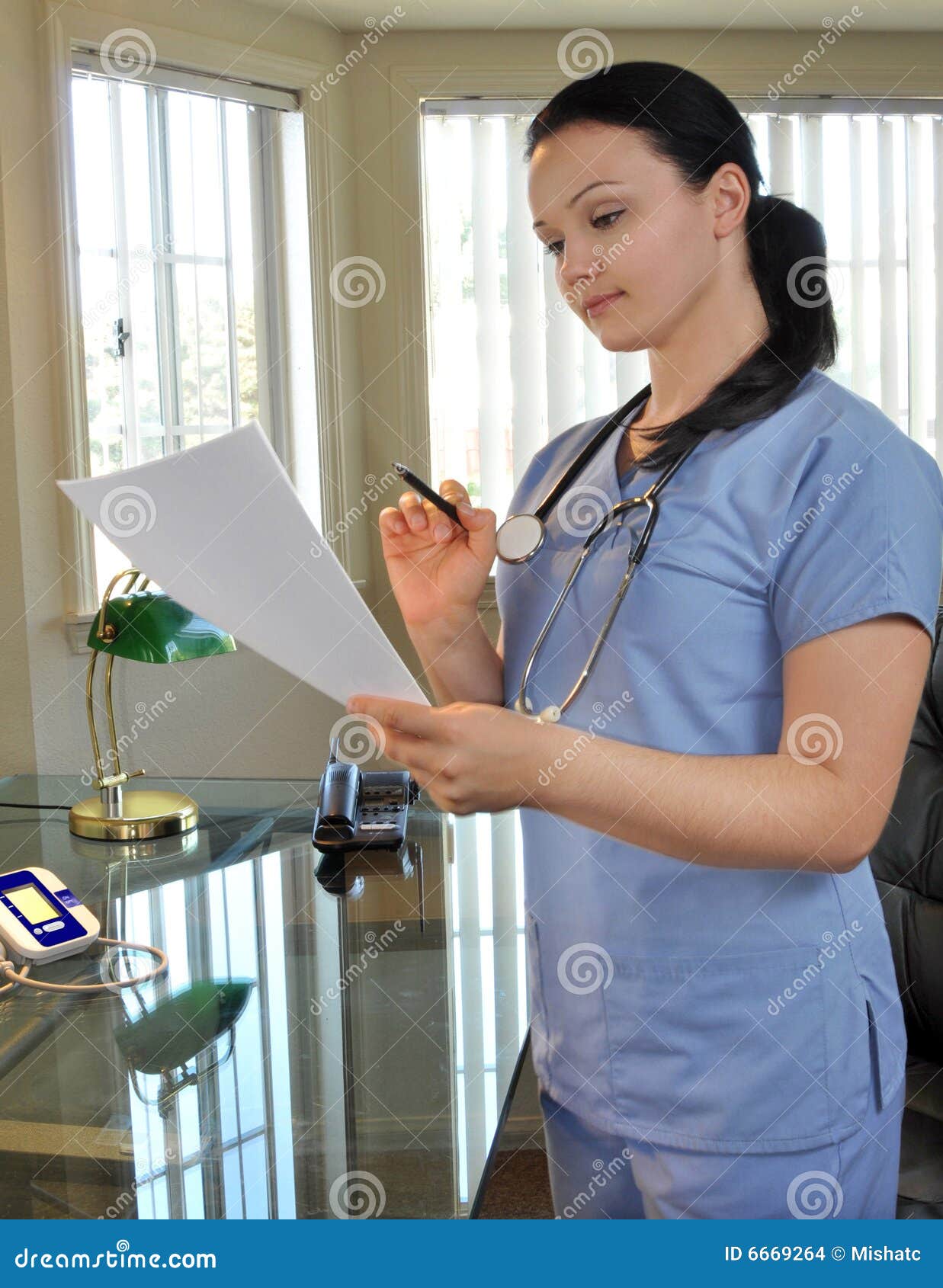 Verpleegster stock foto. Image of kliniek, leer, onderzoek - 6669264