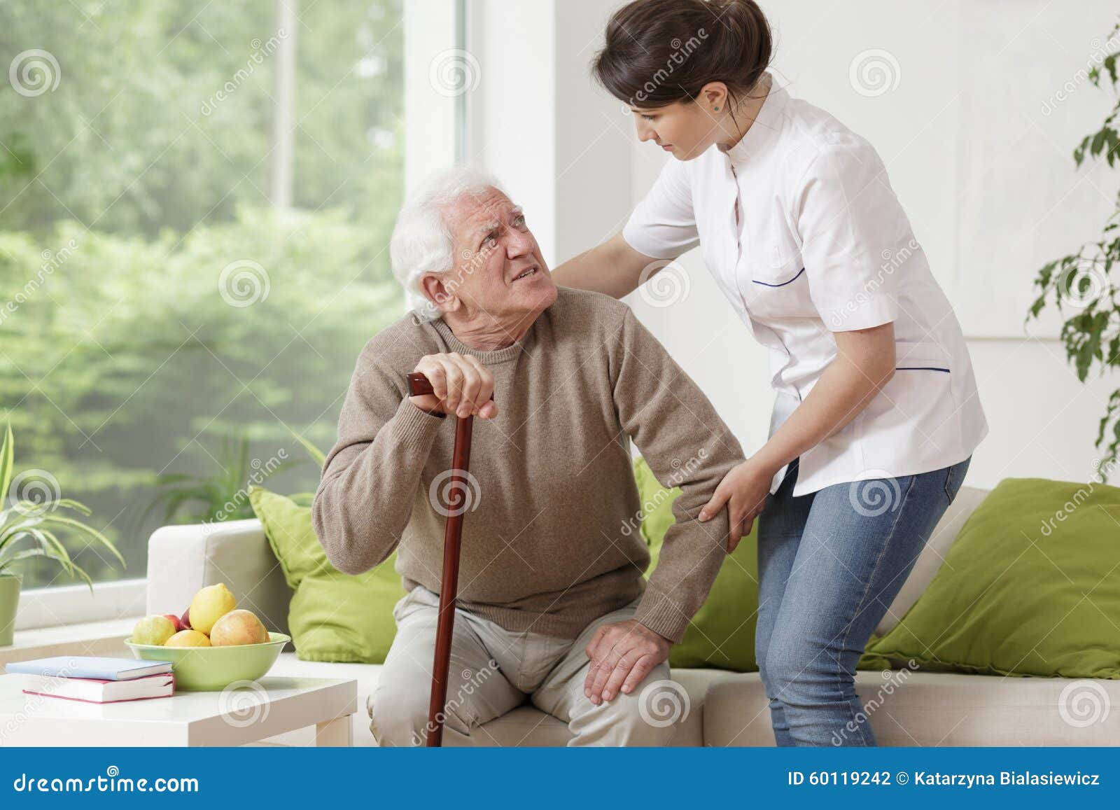 Verpleegster Die Bejaarde Helpen Stock Foto - Image of leeftijd, beroep ...