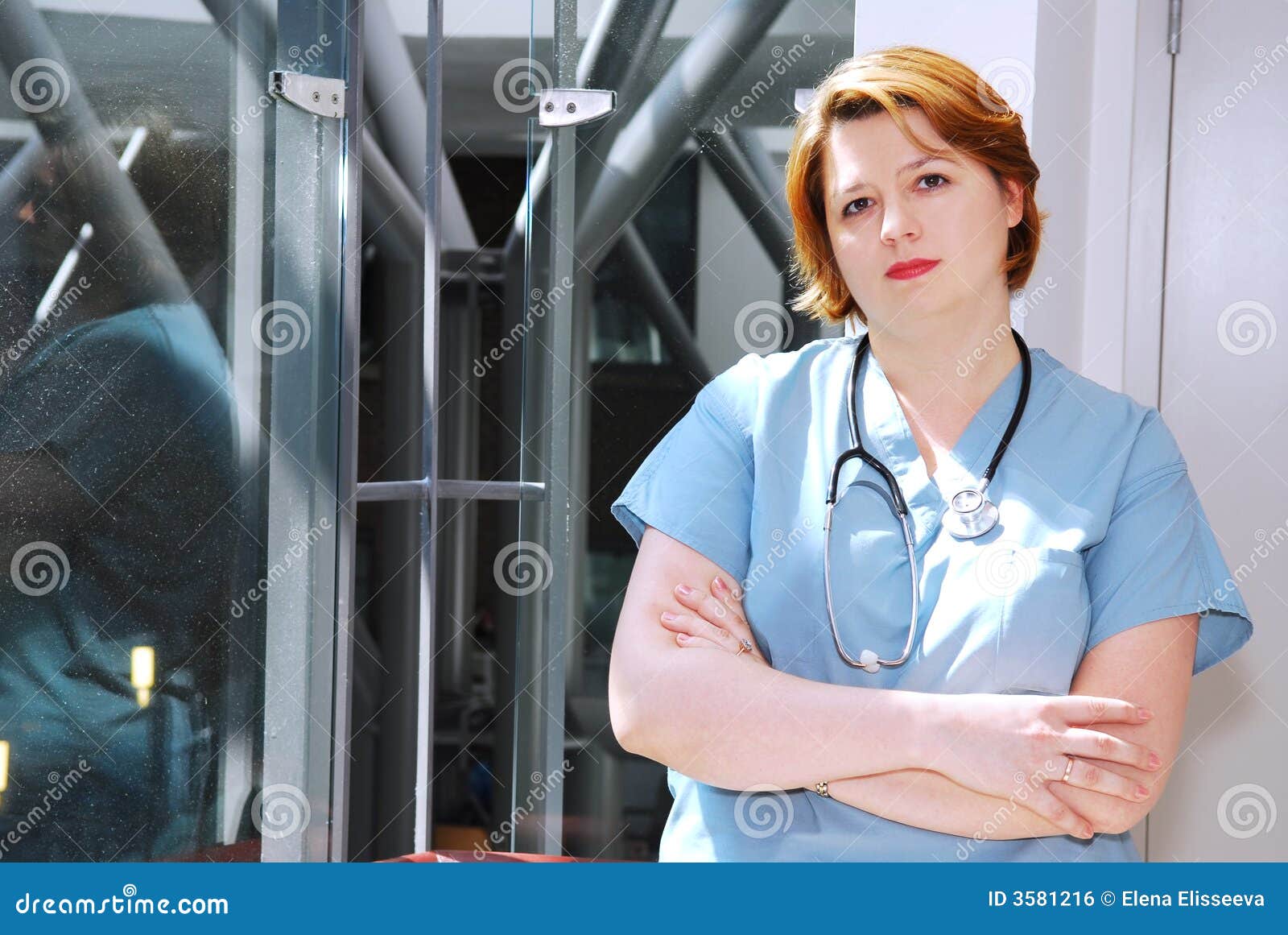 Verpleegster in Het Ziekenhuis Stock Foto - Image of betrokken, glas ...