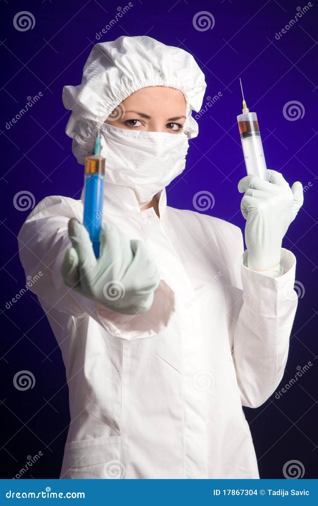 Verpleegster met spuit stock foto. Image of verzorging - 17867304