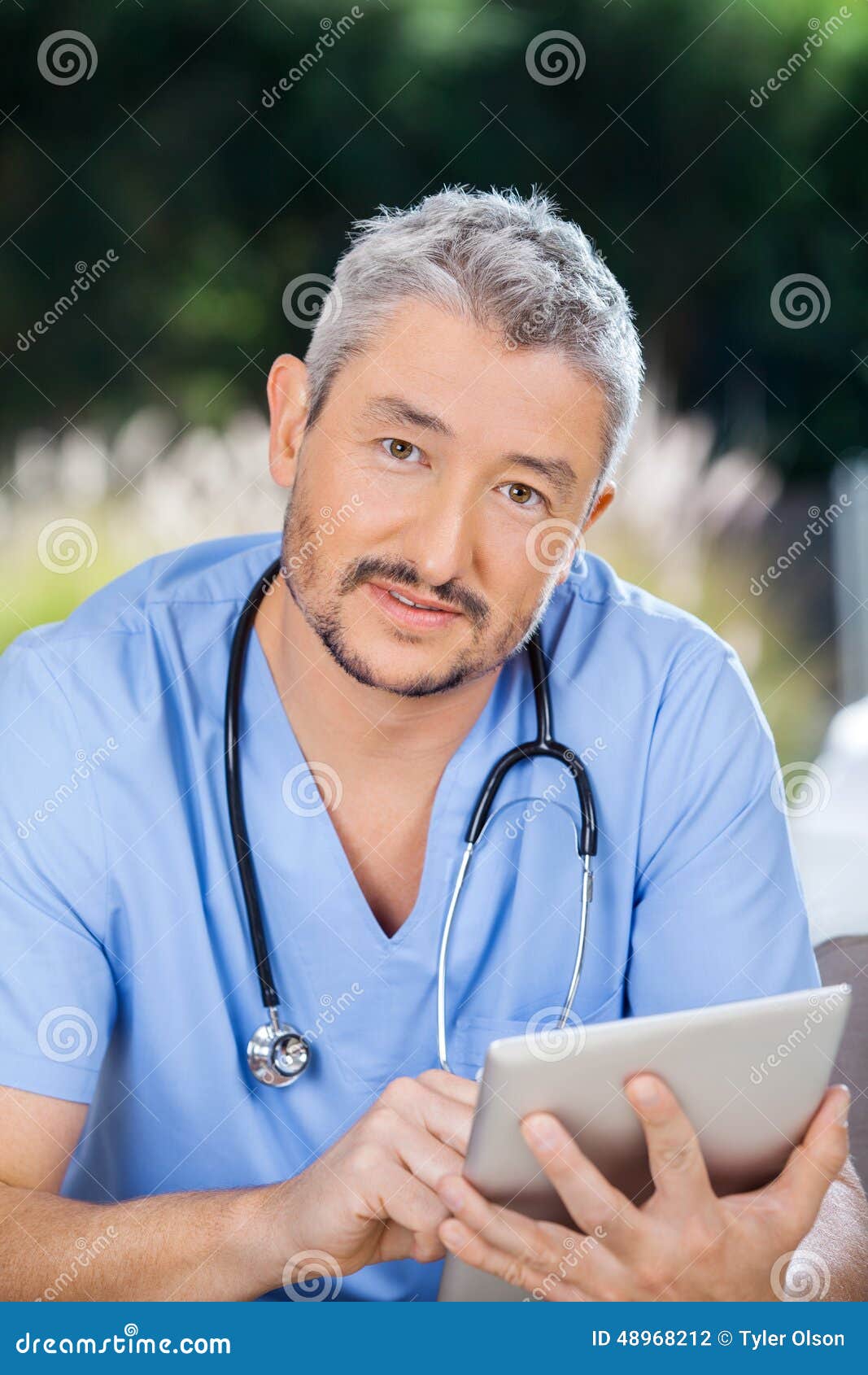 Verpleger Using Digital Tablet Bij Verpleeghuis Stock Foto - Image of ...