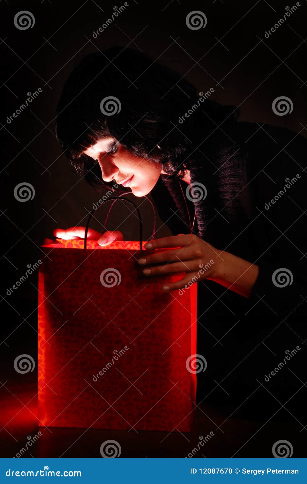 Verrassing stock foto. Image of nieuwsgierig, duisternis - 12087670