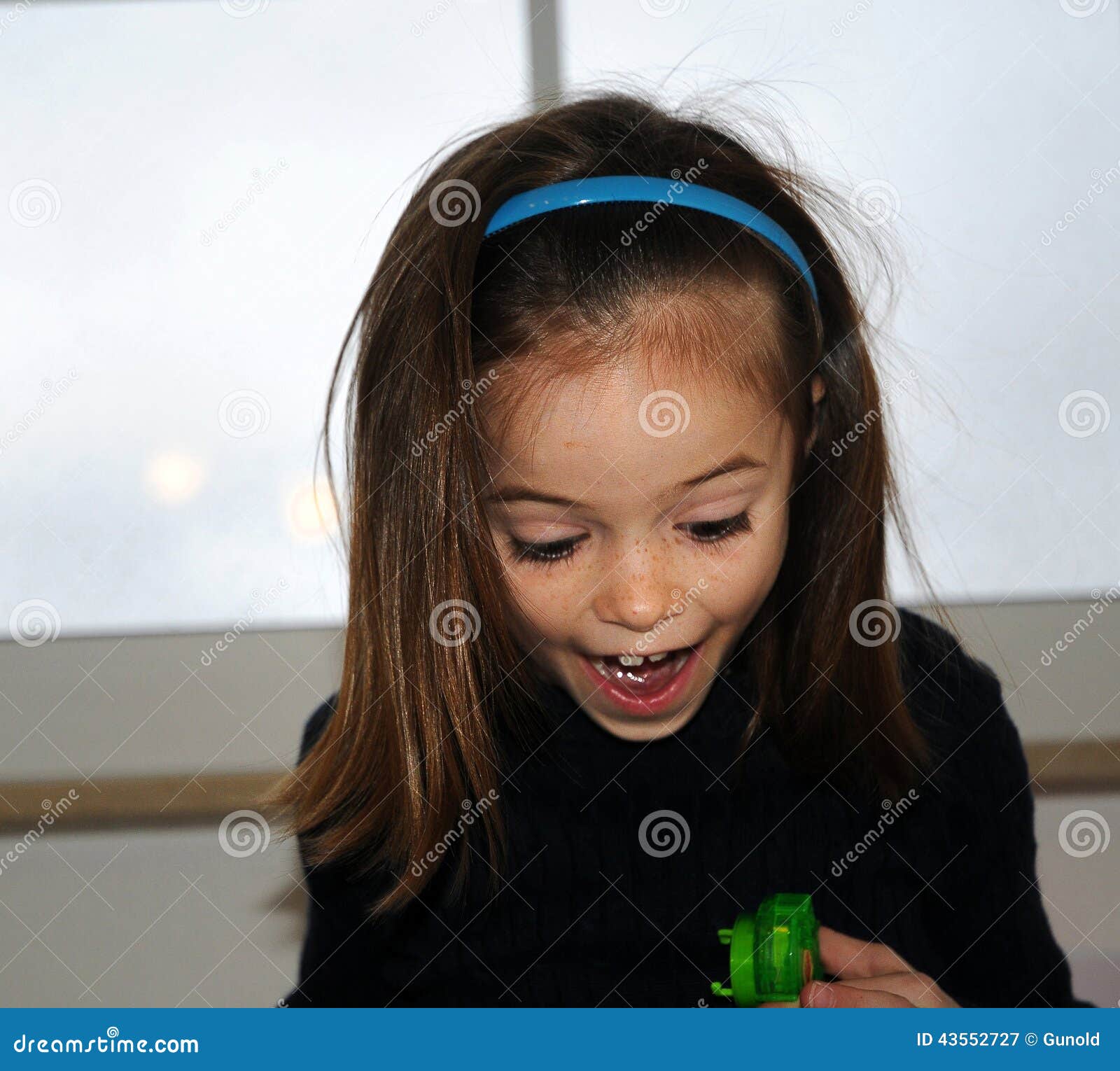 Verrassing stock afbeelding. Image of wijfje, kind, verbaasd - 43552727