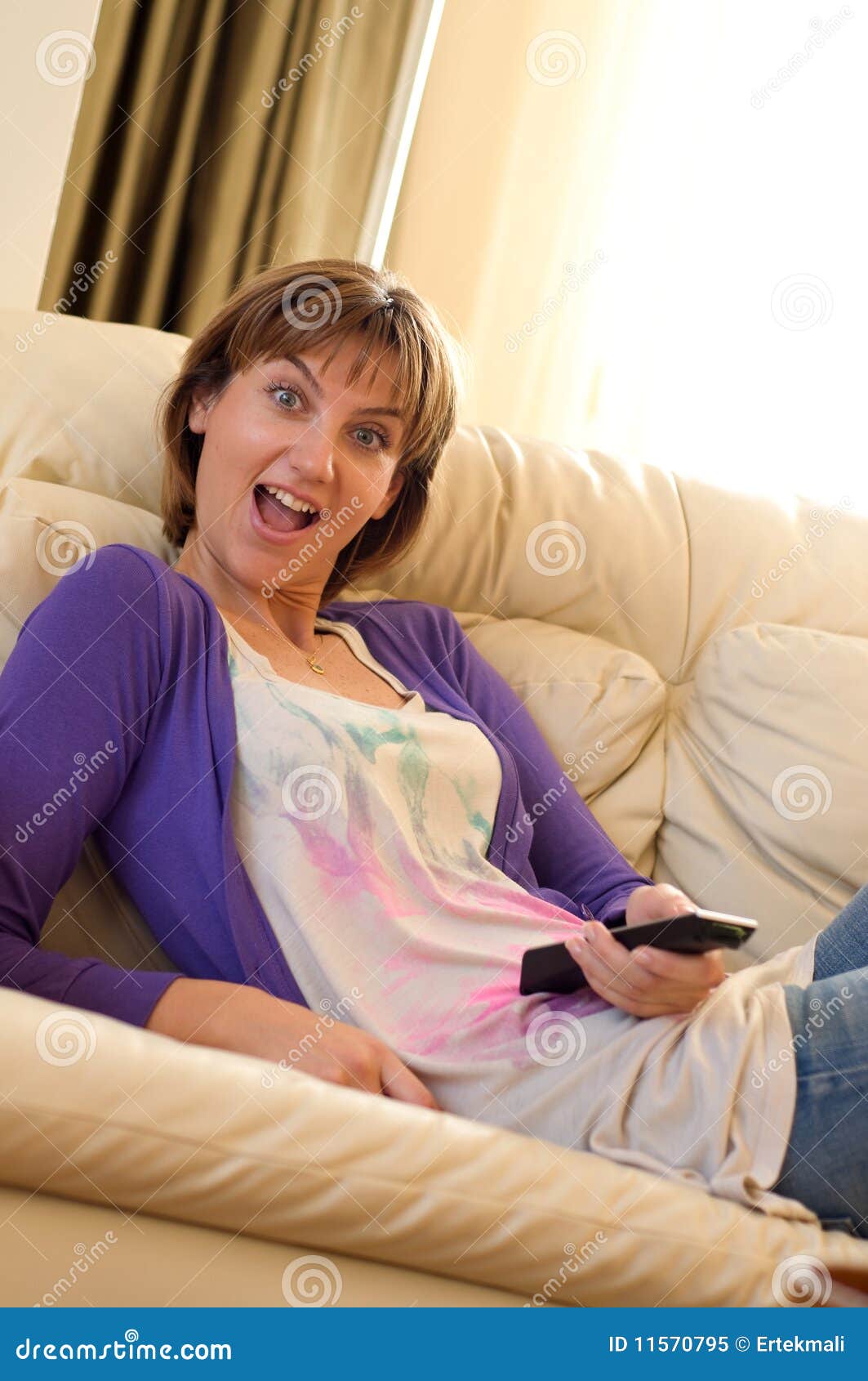 Verrast over de show op TV stock afbeelding. Image of persoon - 11570795